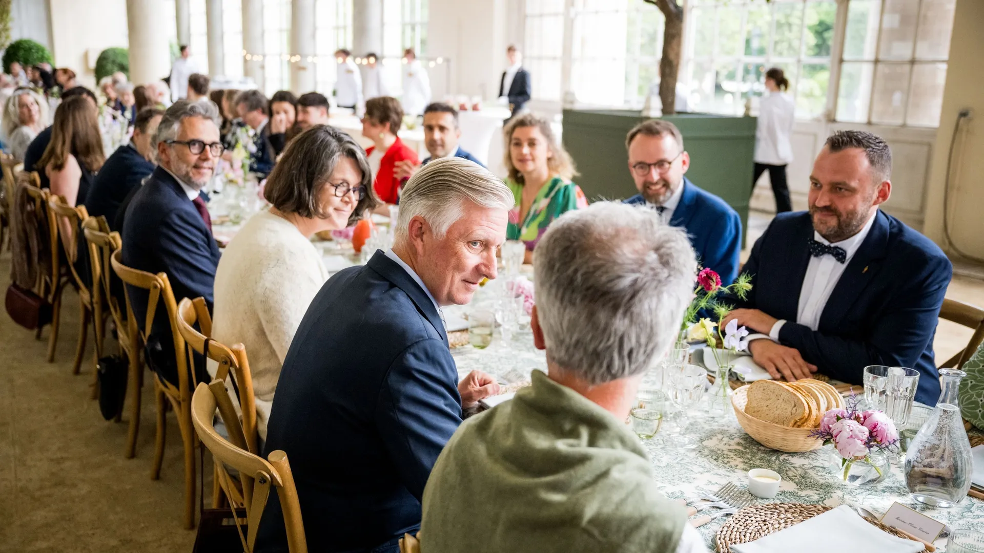 Le roi et la reine organisent leur première fête des voisins au Palais ...