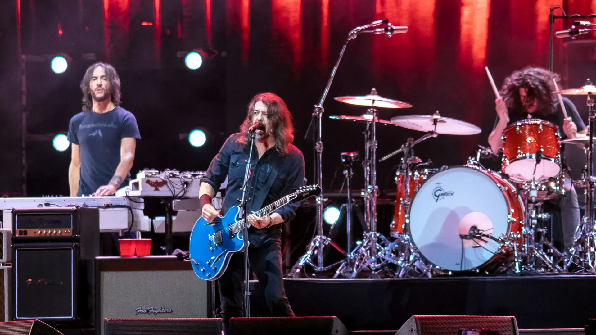Ed Sheeran interprète 'Drive' en live avec Dave Grohl (Foo Fighters) et ...
