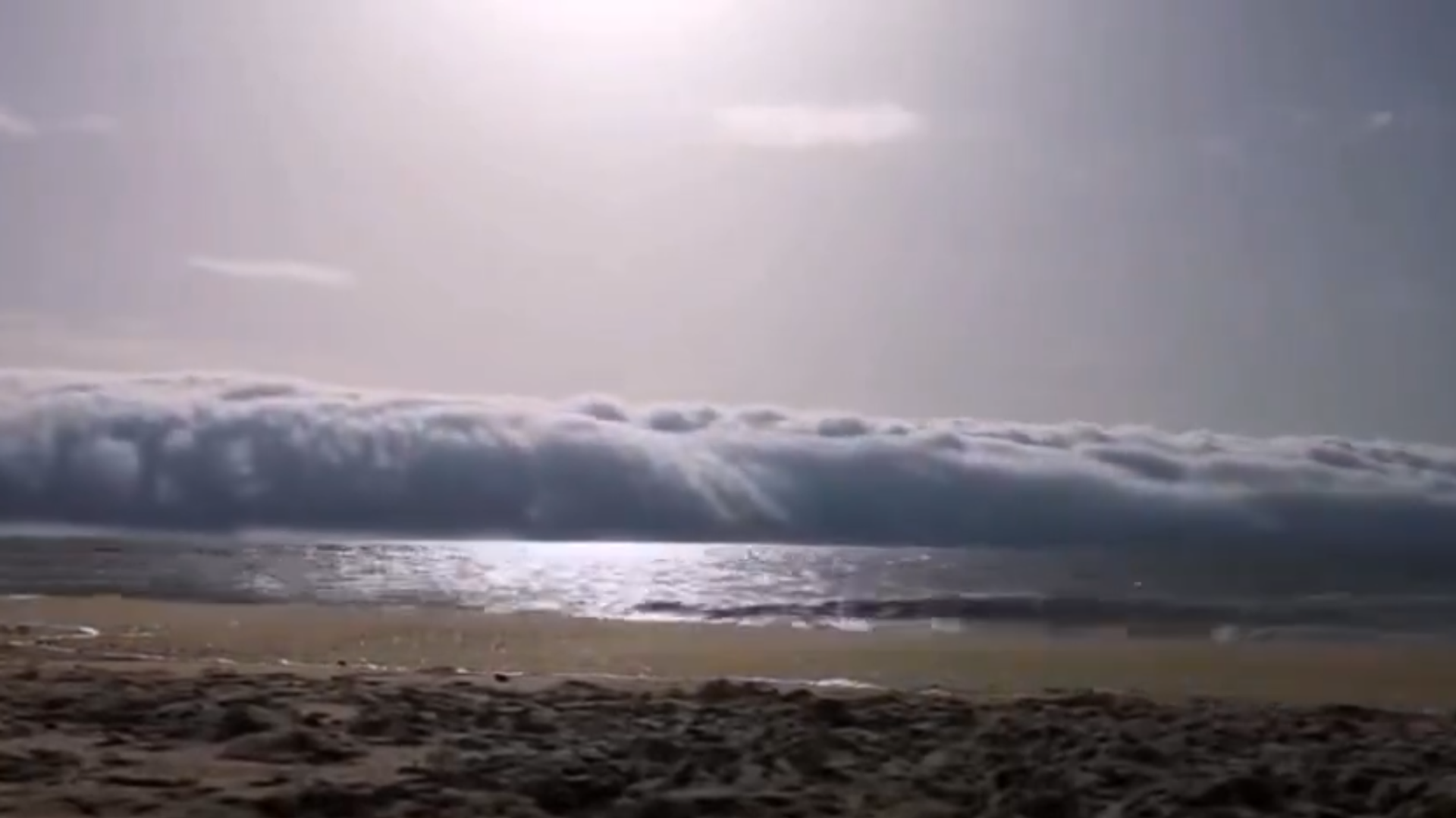 Spectaculaire nuage rouleau observé au-dessus de la plage de Torreira ...