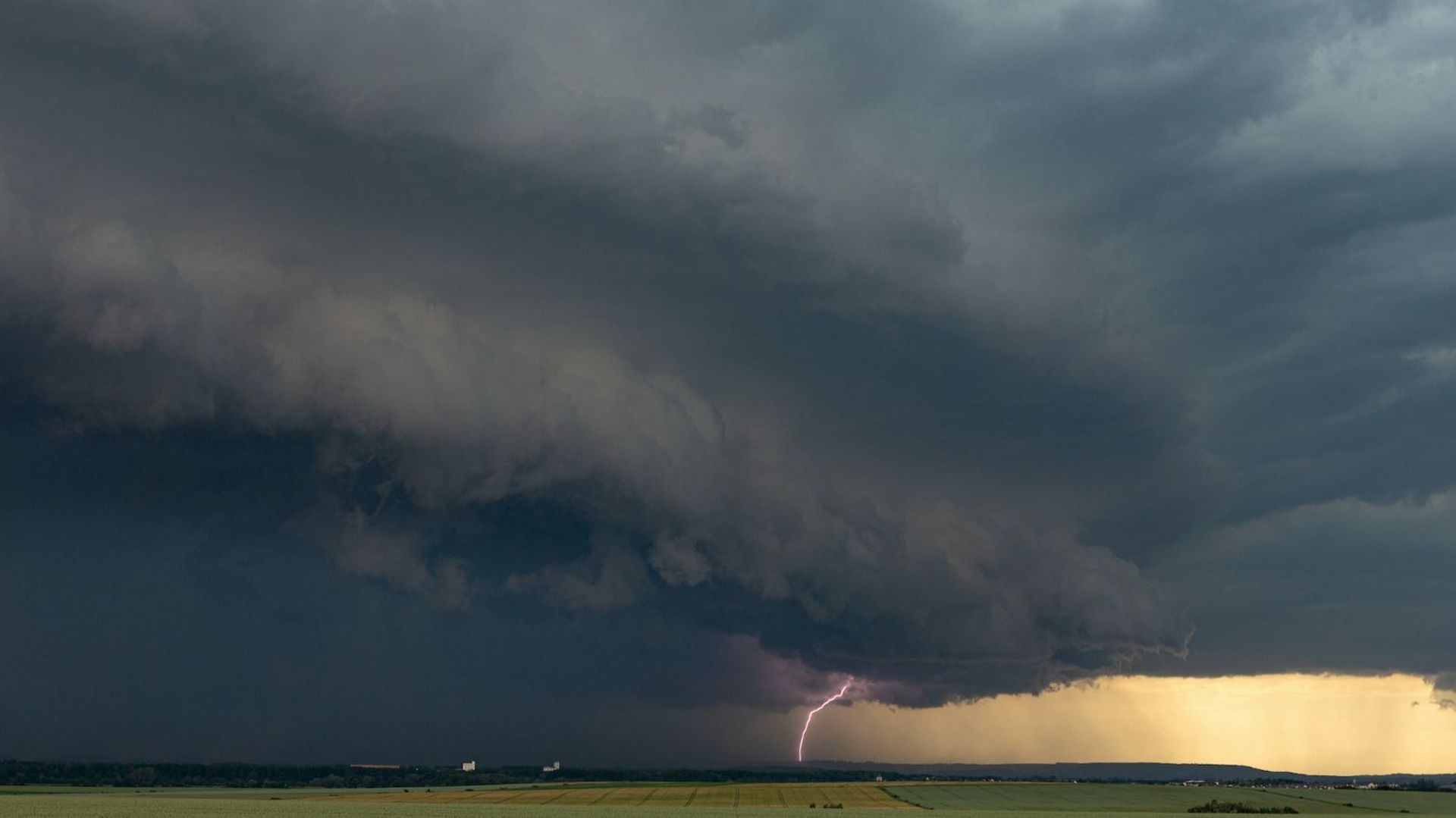 Arcus : un nuage impressionnant, digne d'un film catastrophe - RTBF Actus