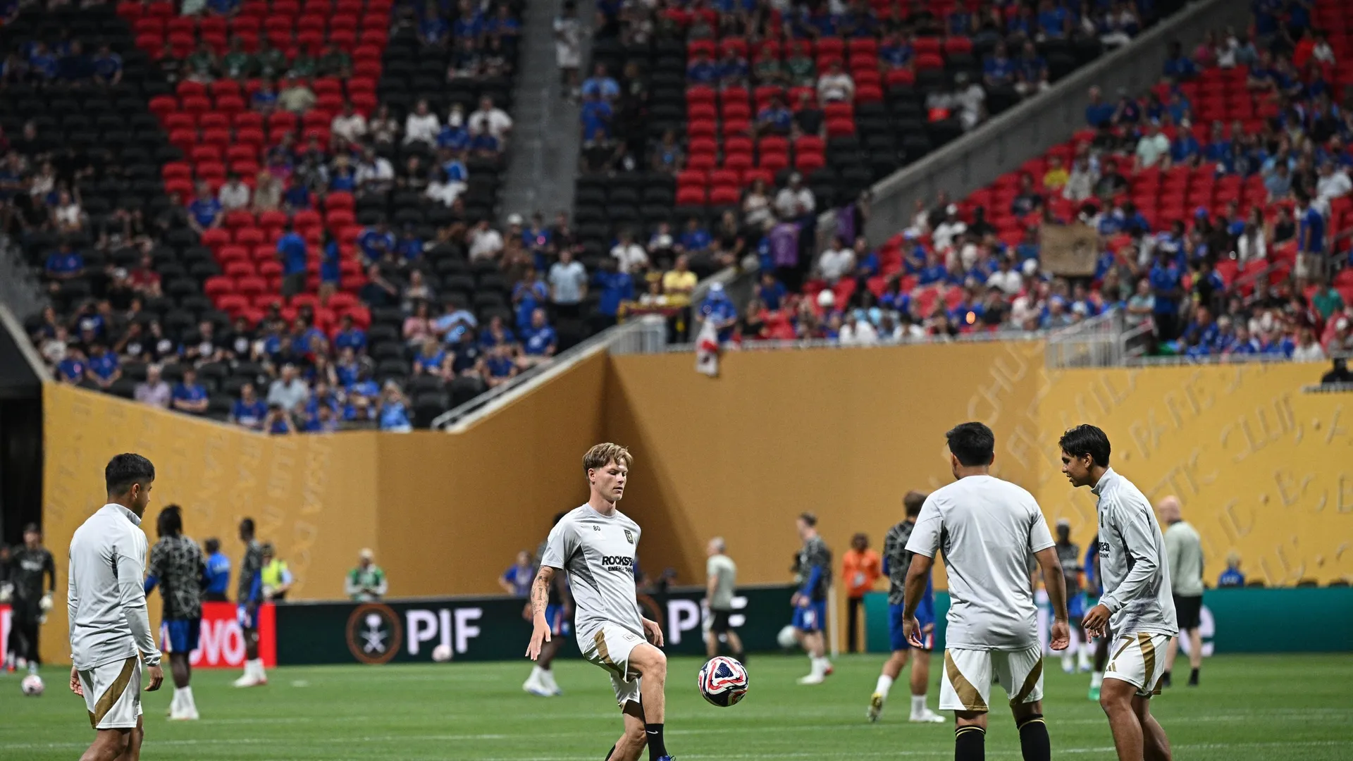 Jusqu'à 50.000 places inoccupées et 'une atmosphère un peu étrange ...