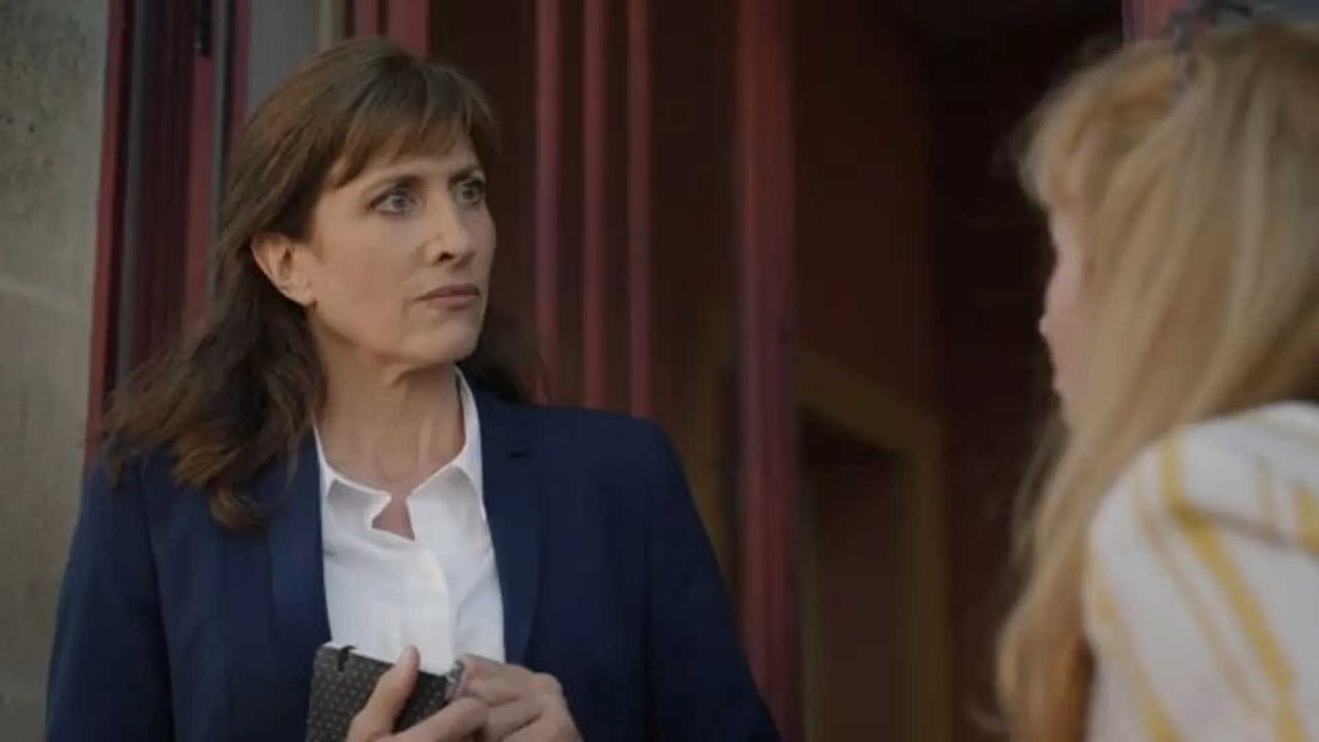 Alexandra Ehle, menacée de licenciement, enquête sur la mort d’un homme ...