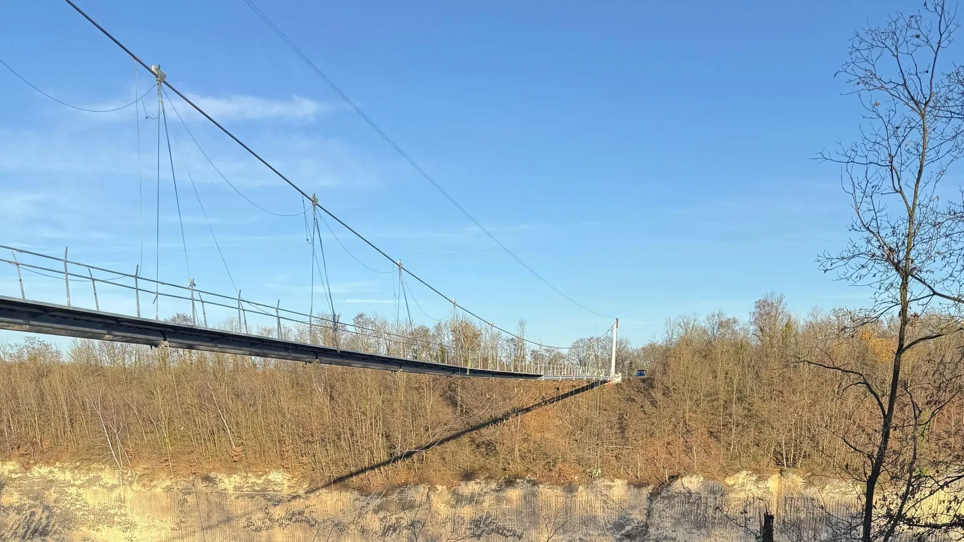 La passerelle de Caster prend forme au-dessus du canal Albert - RTBF Actus