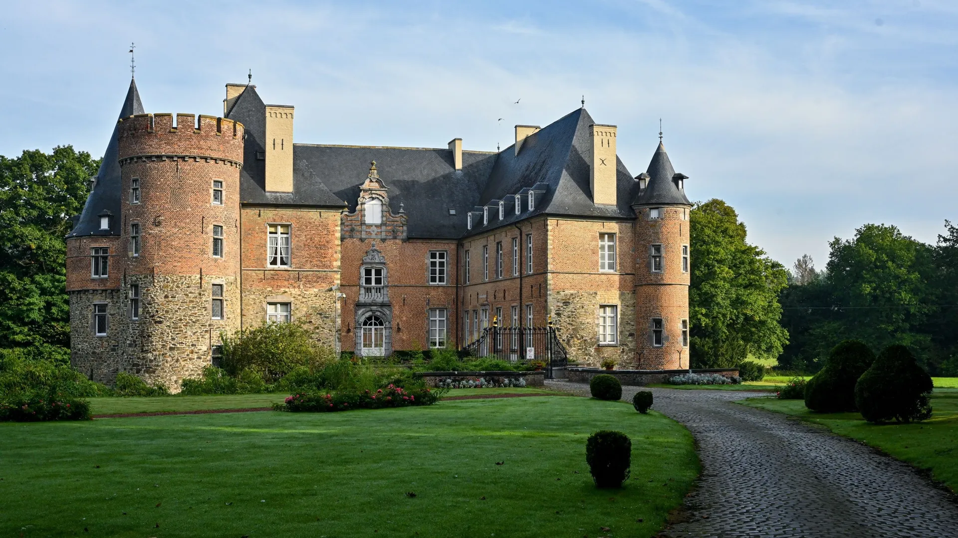 Walzin : un château perché au-dessus de la Lesse - RTBF Actus