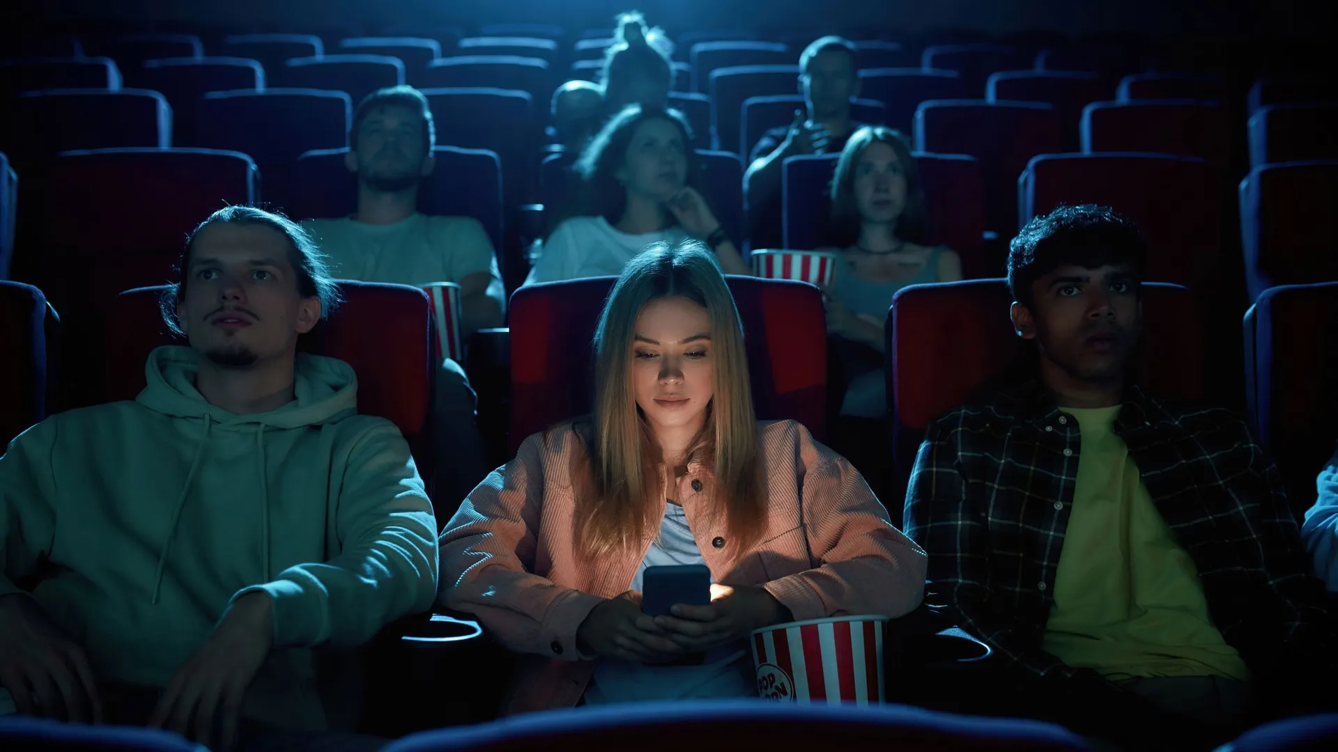 Regarder un film sans loucher sur son téléphone : et si on remettait ...