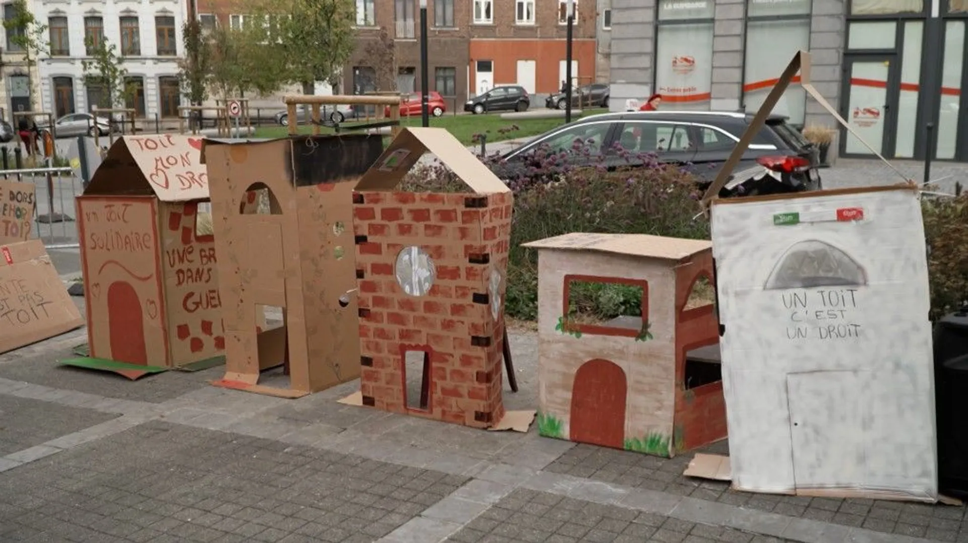 Charleroi : un village en carton pour illustrer le quotidien des mal ...