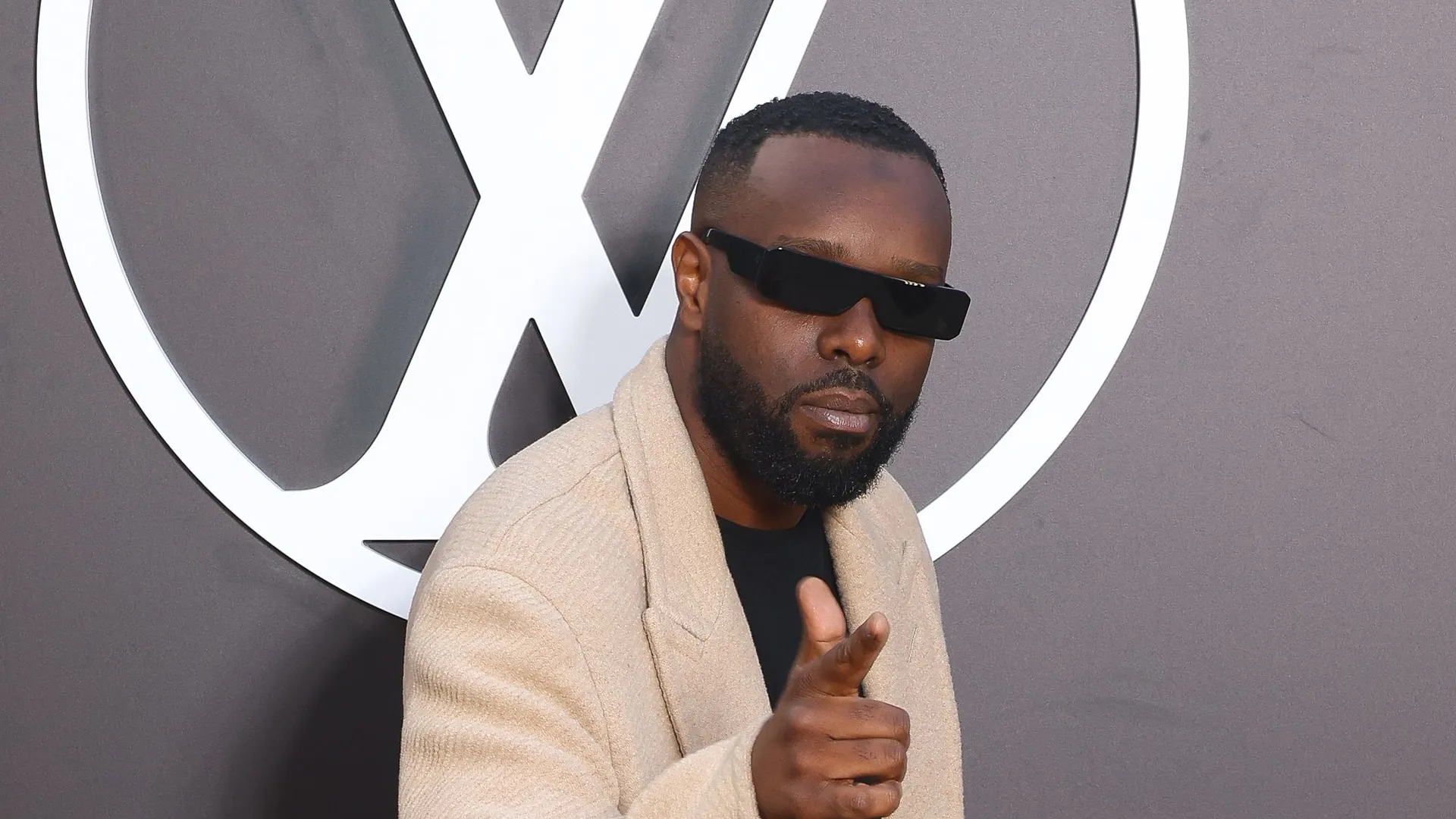 Le chanteur Gims crée la surprise en apparaissant sans lunettes - RTBF ...