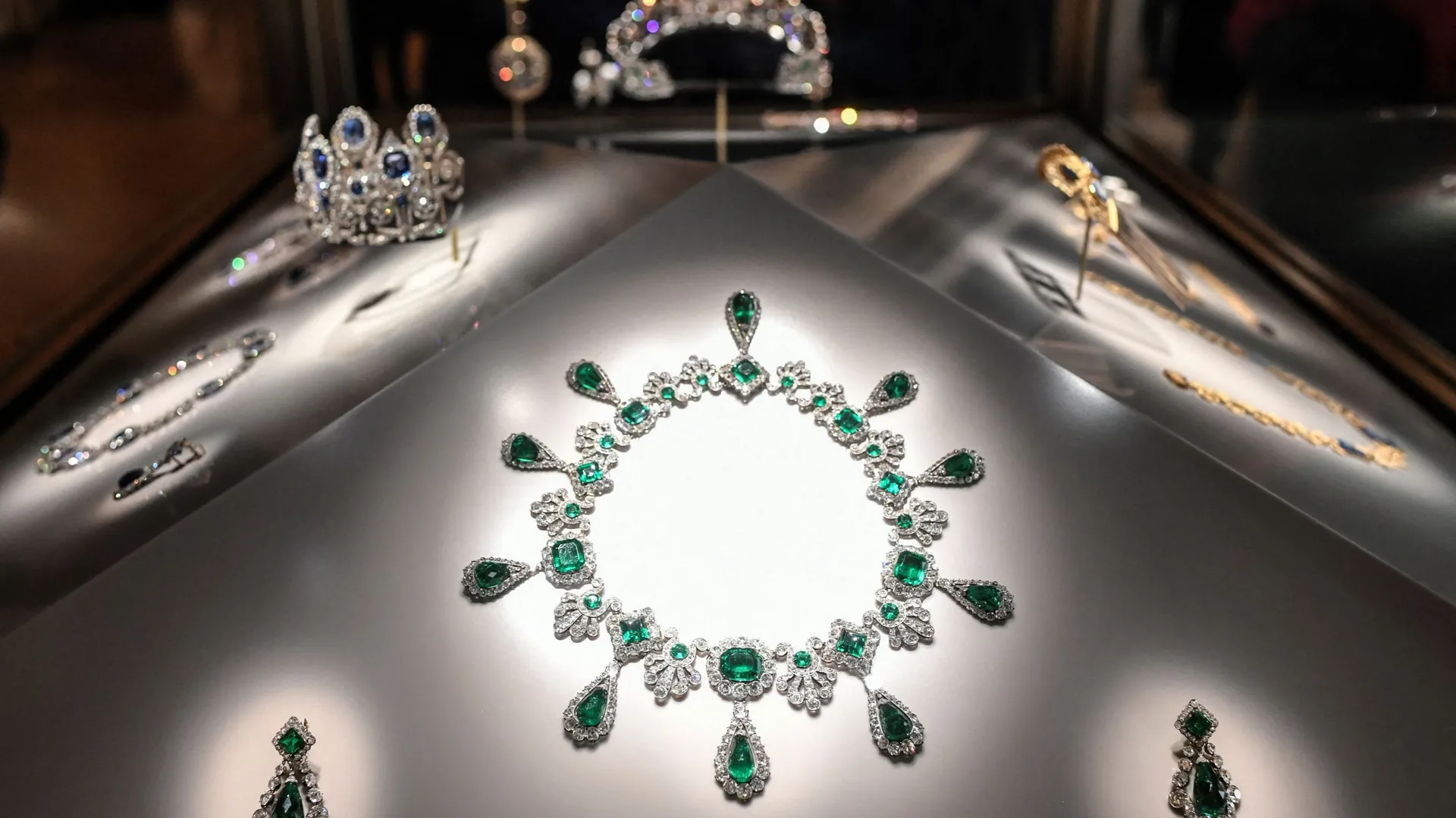 Que vont faire les voleurs avec les bijoux volés au Louvre ? - RTBF Actus