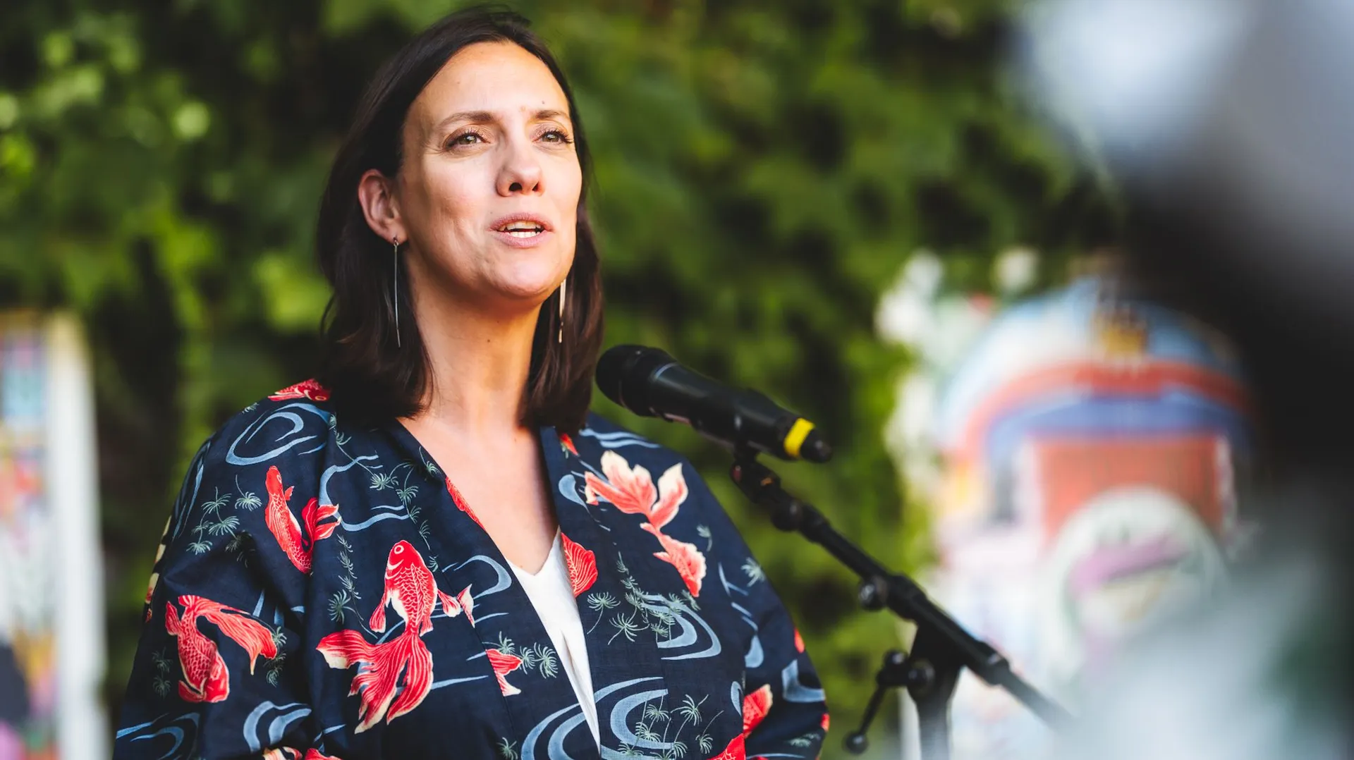 En Avignon, Elisabeth Degryse, ministre présidente de la FWB face aux ...
