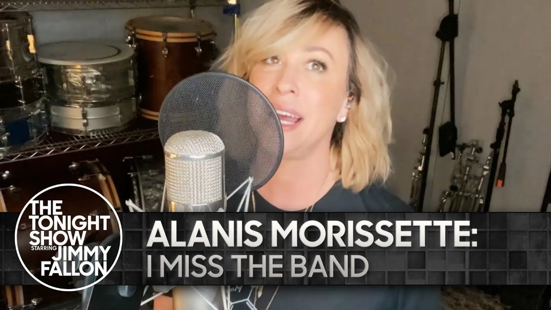 Alanis Morissette en duo avec Willie Nelson sur son classique 'On the ...