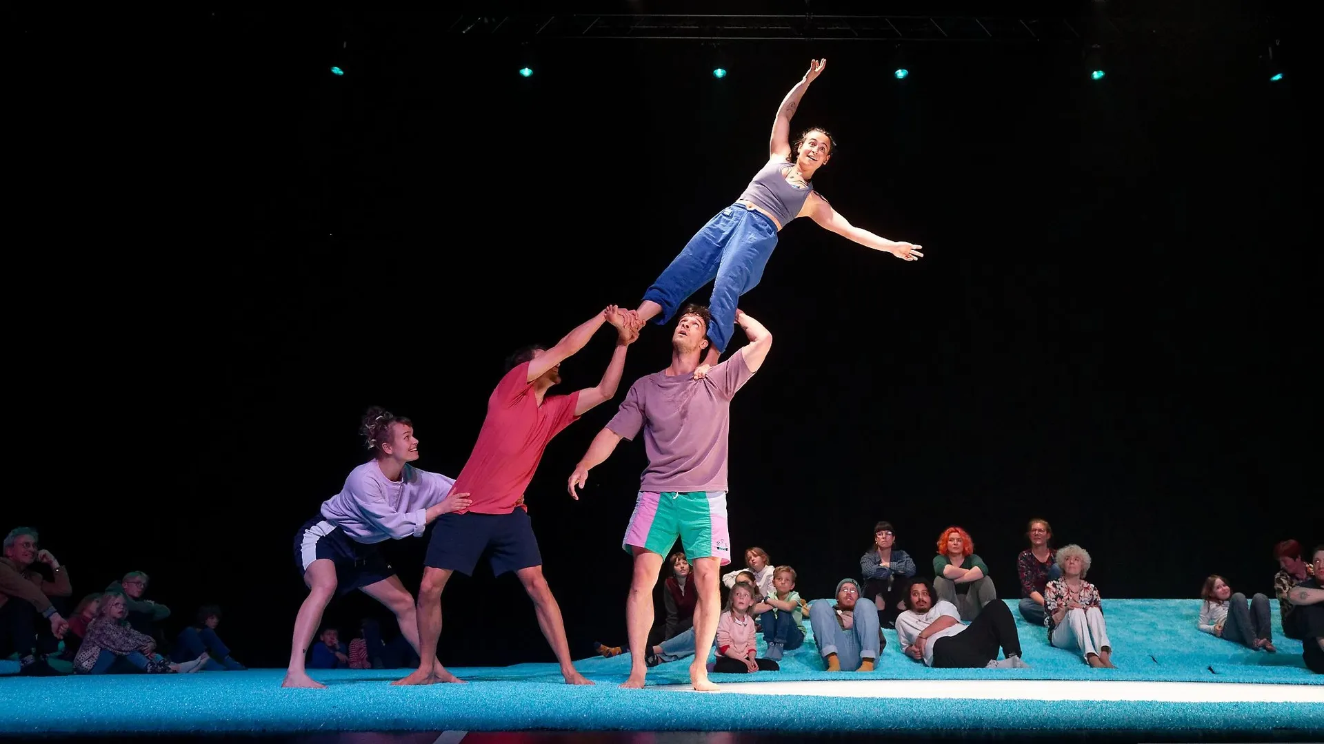 Au Théâtre Le Manège à Mons, 'Corps Tendres' : un cirque de douceur ...