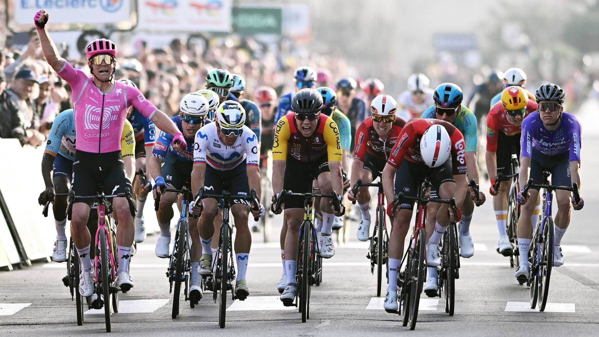 Paris-Nice : Luke Lamperti s'impose au sprint devant Vito Braet, lors ...