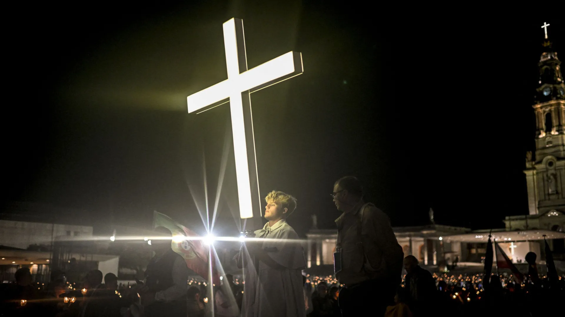 Le pape en visite éclair à Fatima avant la messe finale des Journées ...