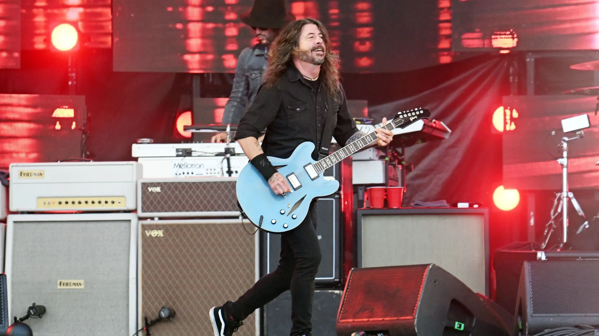 Dave Grohl fait le buzz au Super Bowl : les fans réclament les Foo ...