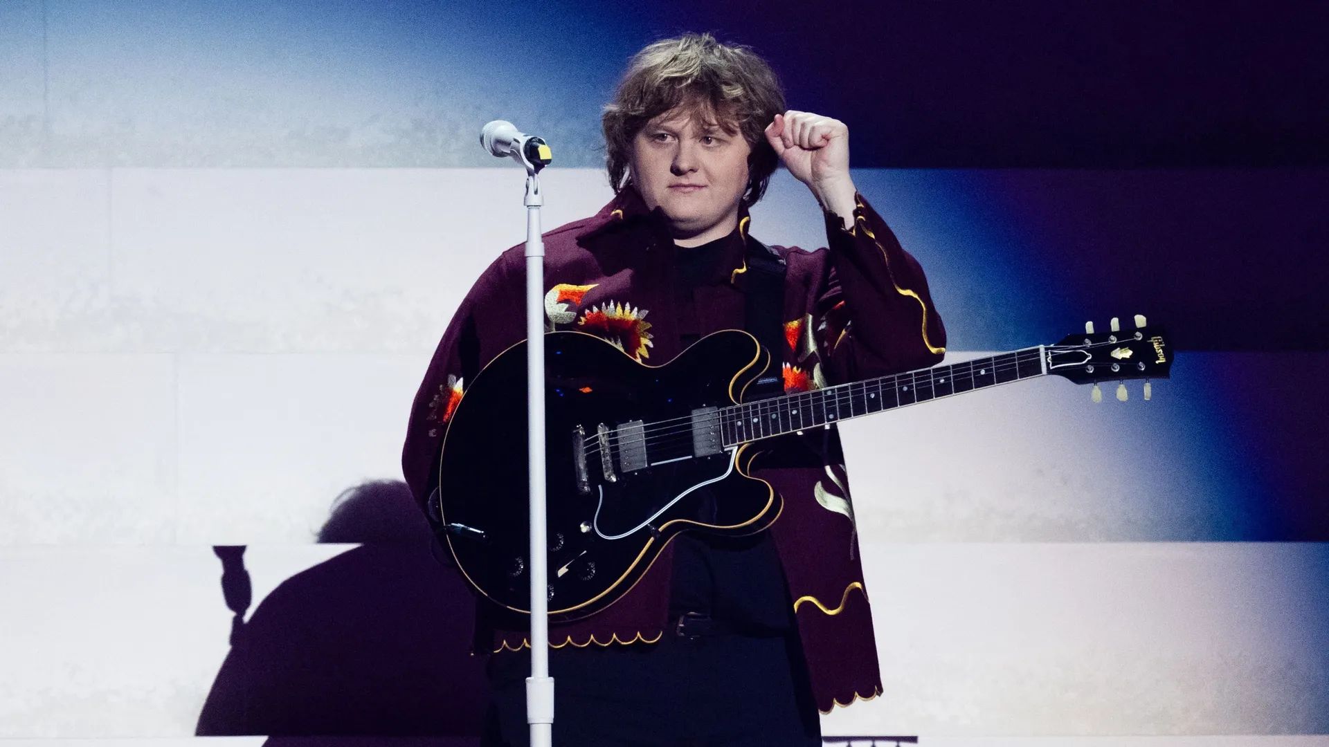 Après deux ans d’absence, Lewis Capaldi remonte sur scène pour un ...