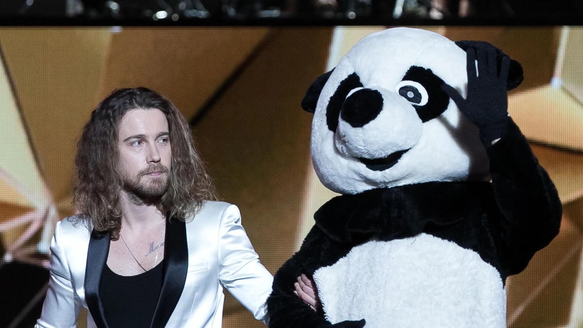 Julien Doré vole au secours de Chantal Goya après la disparition du ...