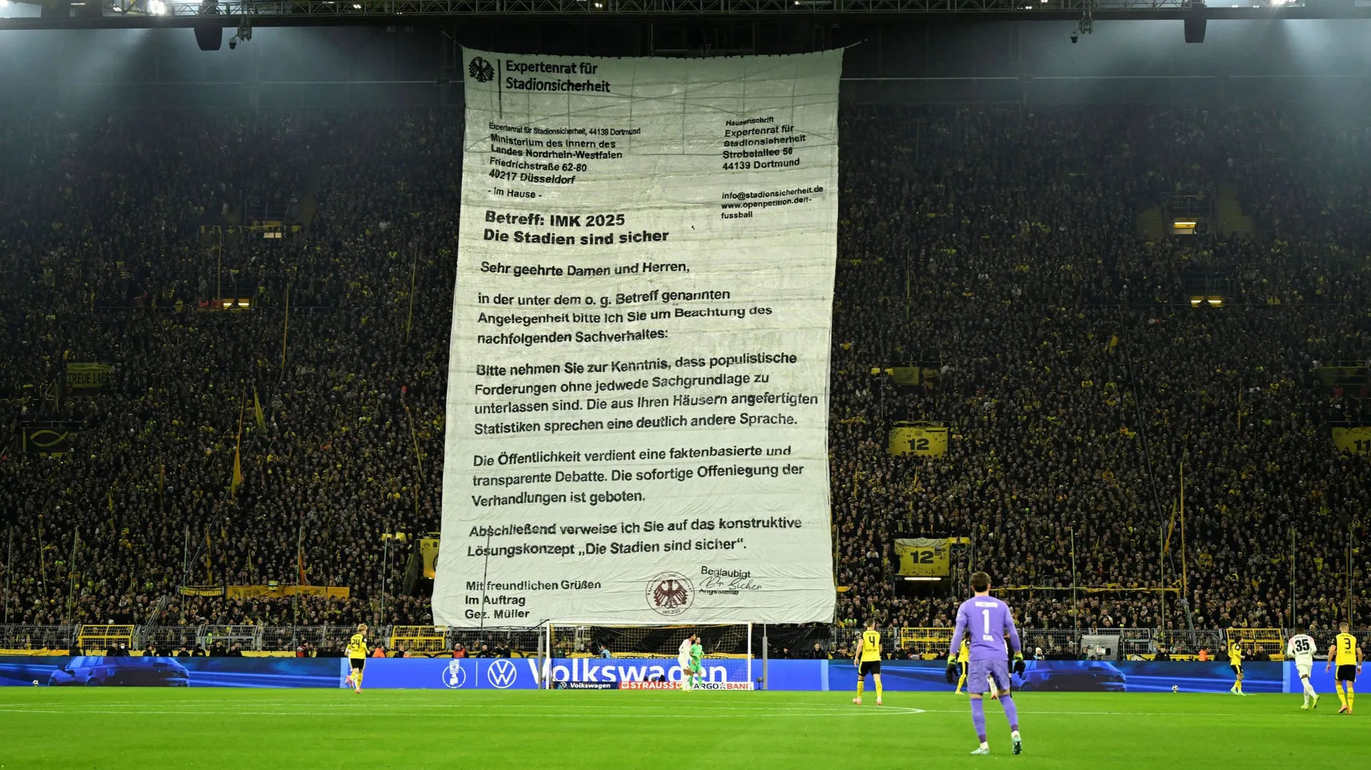 Le tifo génial en forme de 'lettre géante' des supporters de Dortmund ...