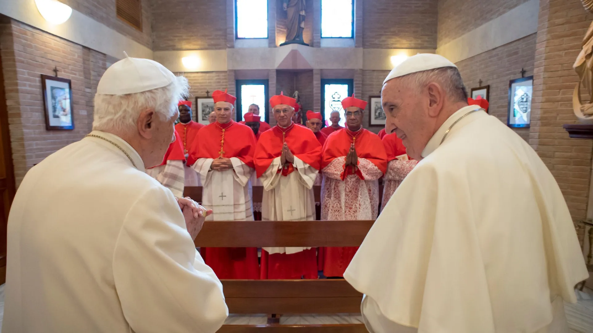 Le pape François annonce que Benoît XVI est 'gravement malade' et prie ...