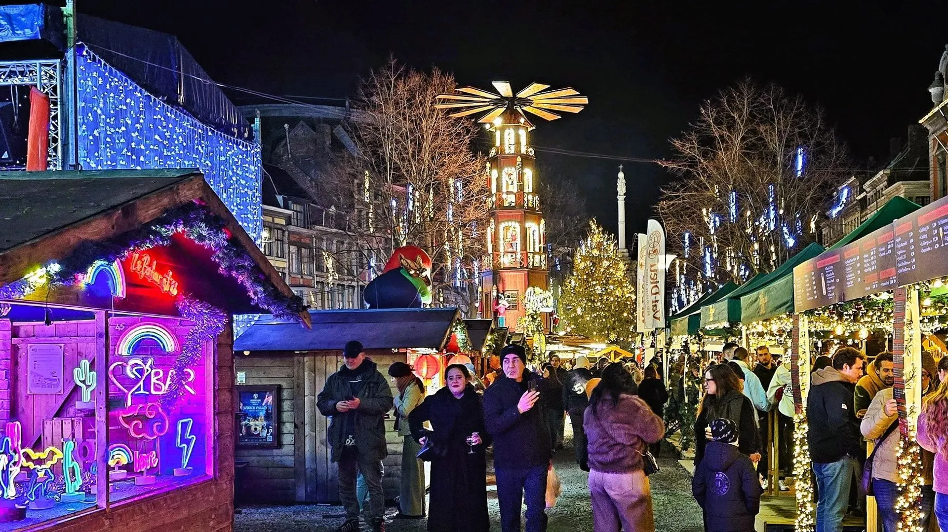 Le plus grand et plus vieux Marché de Noël inauguré : l’esprit de Noël ...