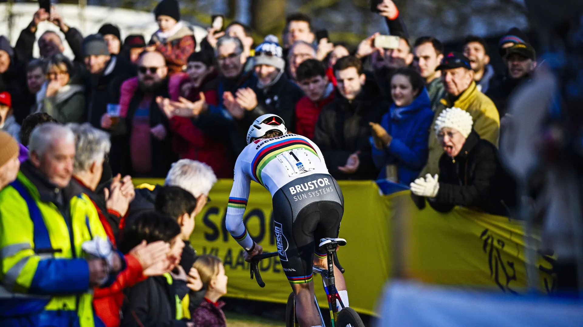 Wout van Aert déçu après sa deuxième place au sprint à Heusden-Zolder ...