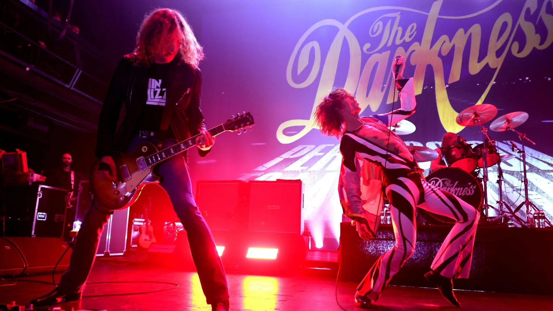 Ed Sheeran rejoint The Darkness sur scène à Londres - RTBF Actus