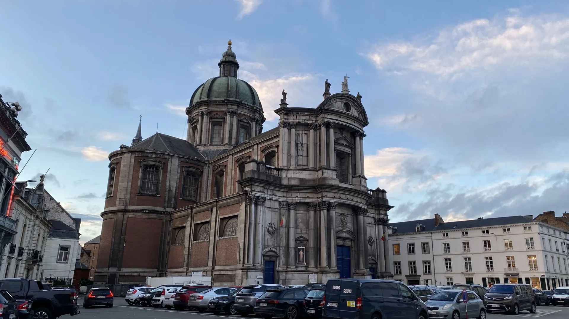 Namur : des micropieux pour empêcher la Cathédrale Saint-Aubain de ...