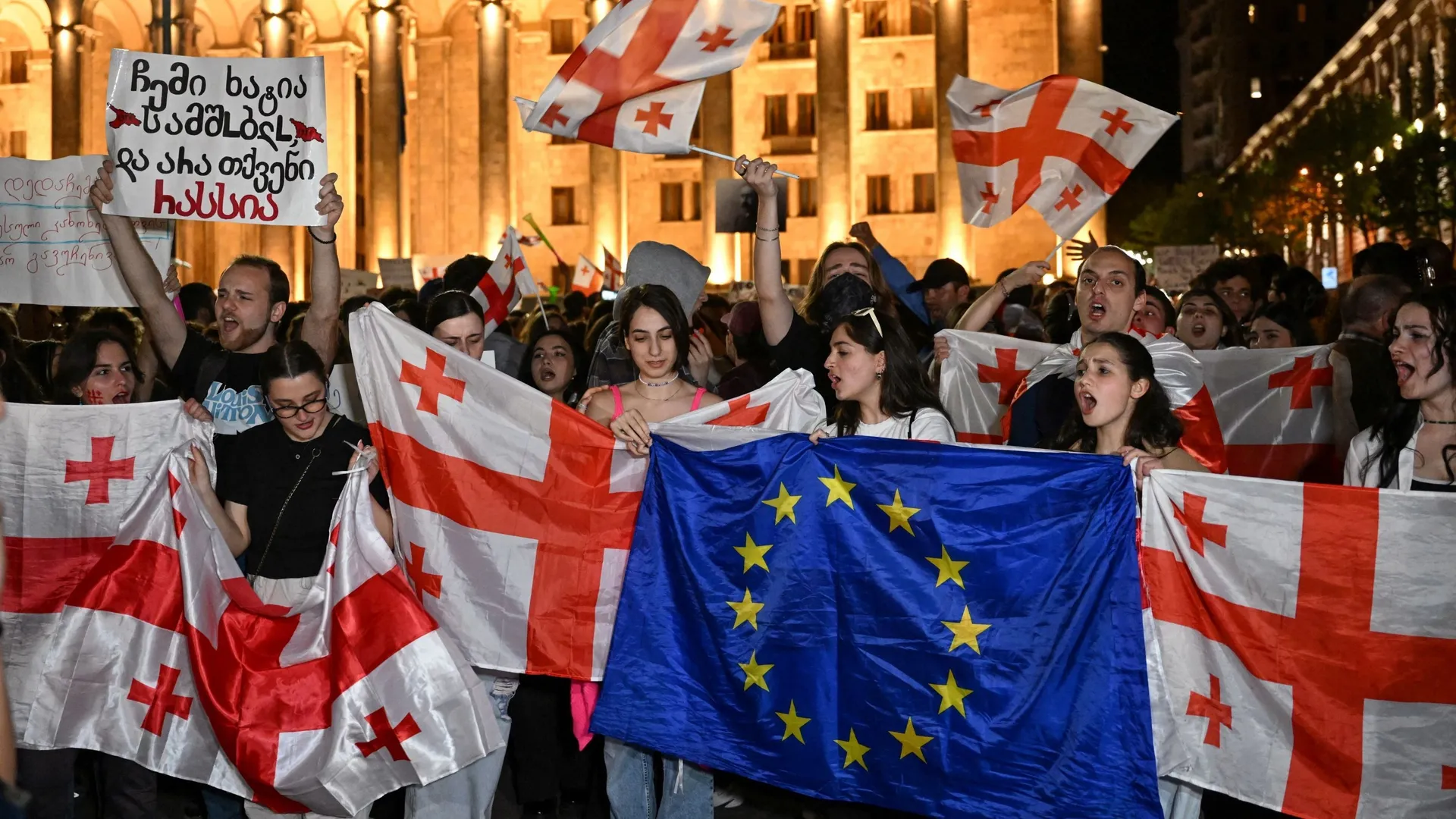 Géorgie : des dizaines de milliers de personnes manifestent contre le gouvernement, la police ...