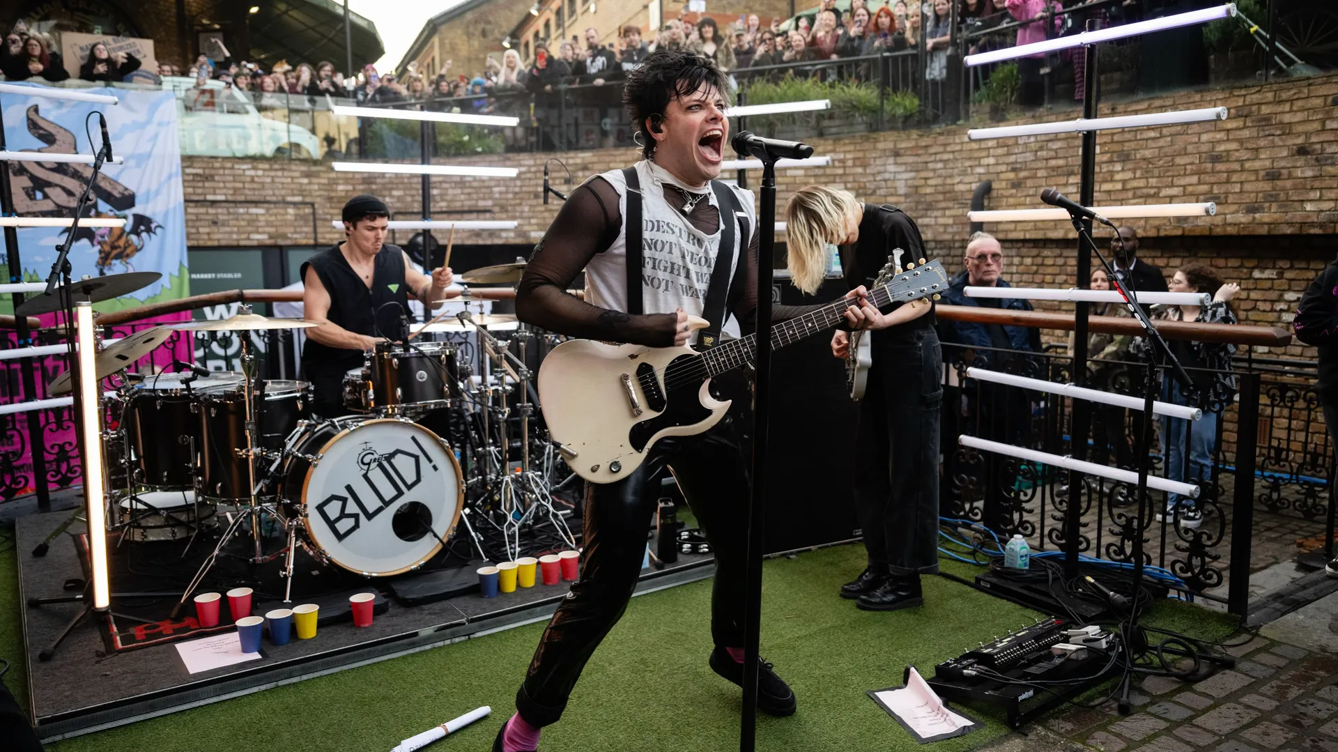 Ecoutez cette reprise explosive de KISS par YUNGBLUD - RTBF Actus
