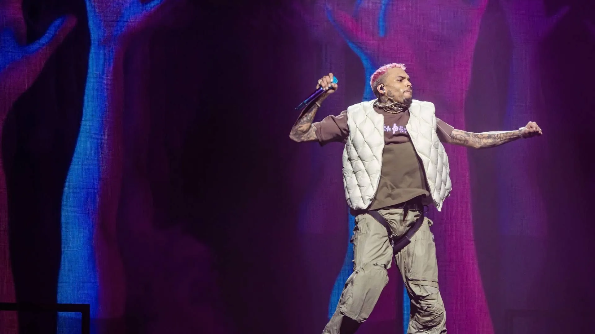 En plein concert, Chris Brown jette le téléphone d’une fan dans la ...