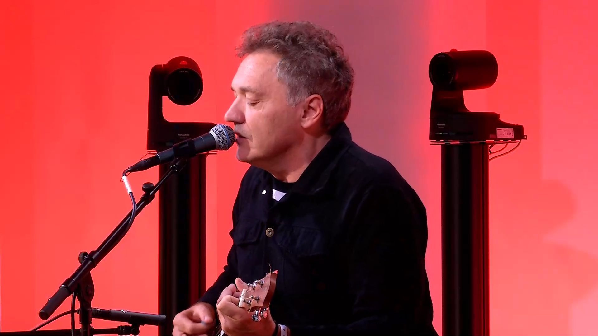 Découvrez l’étonnante reprise de 'Kiss' de Prince au ukulélé par David ...