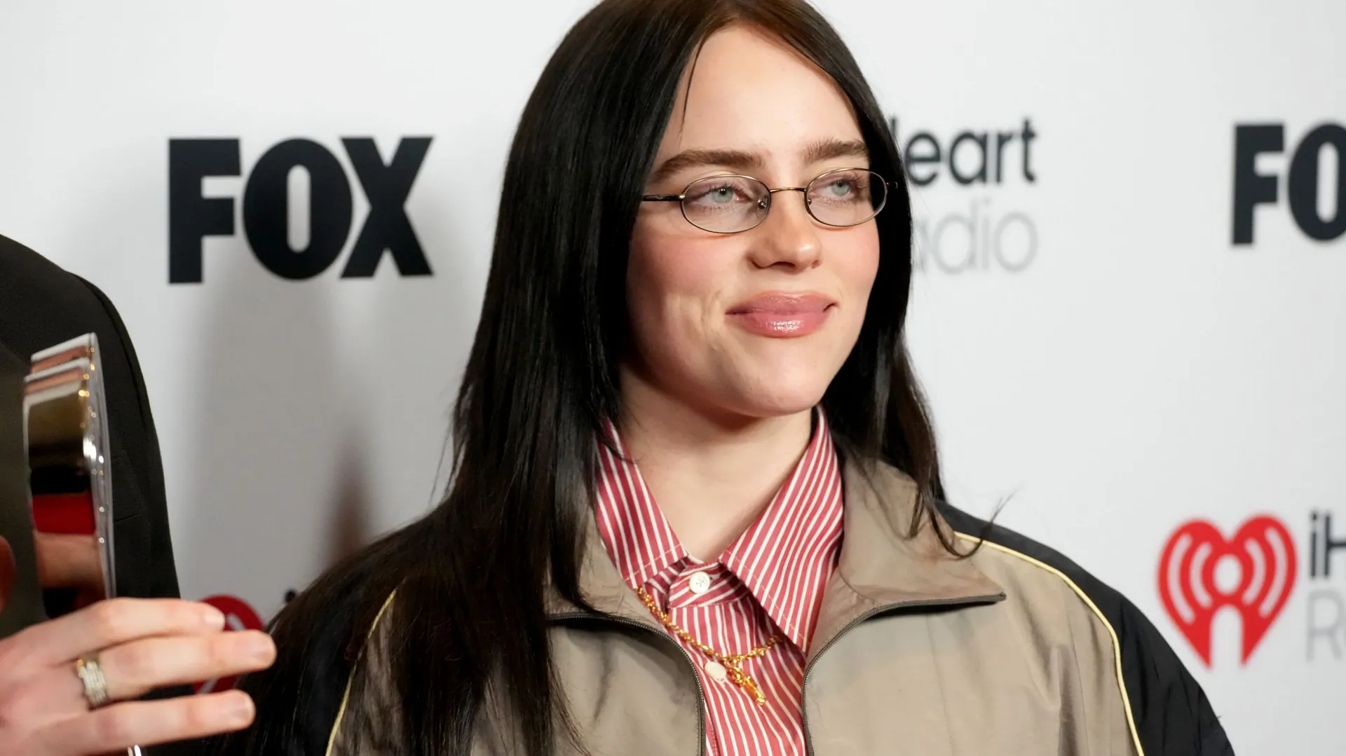 Jeter un vêtement dans la poubelle, ça sera interdit dès 2025… mais il ...