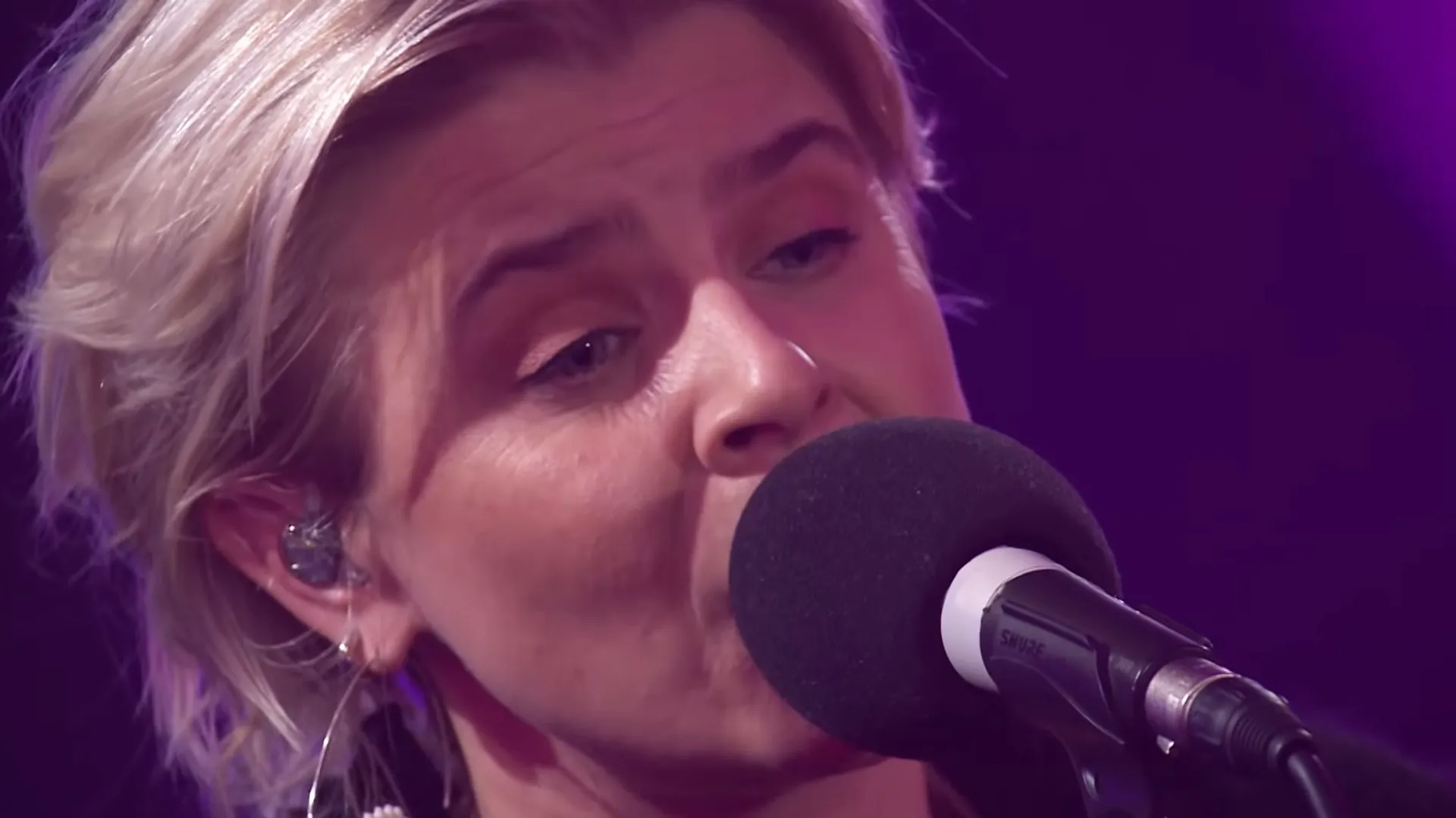 Robyn de retour avec la lyric video de 'Honey' - RTBF Actus