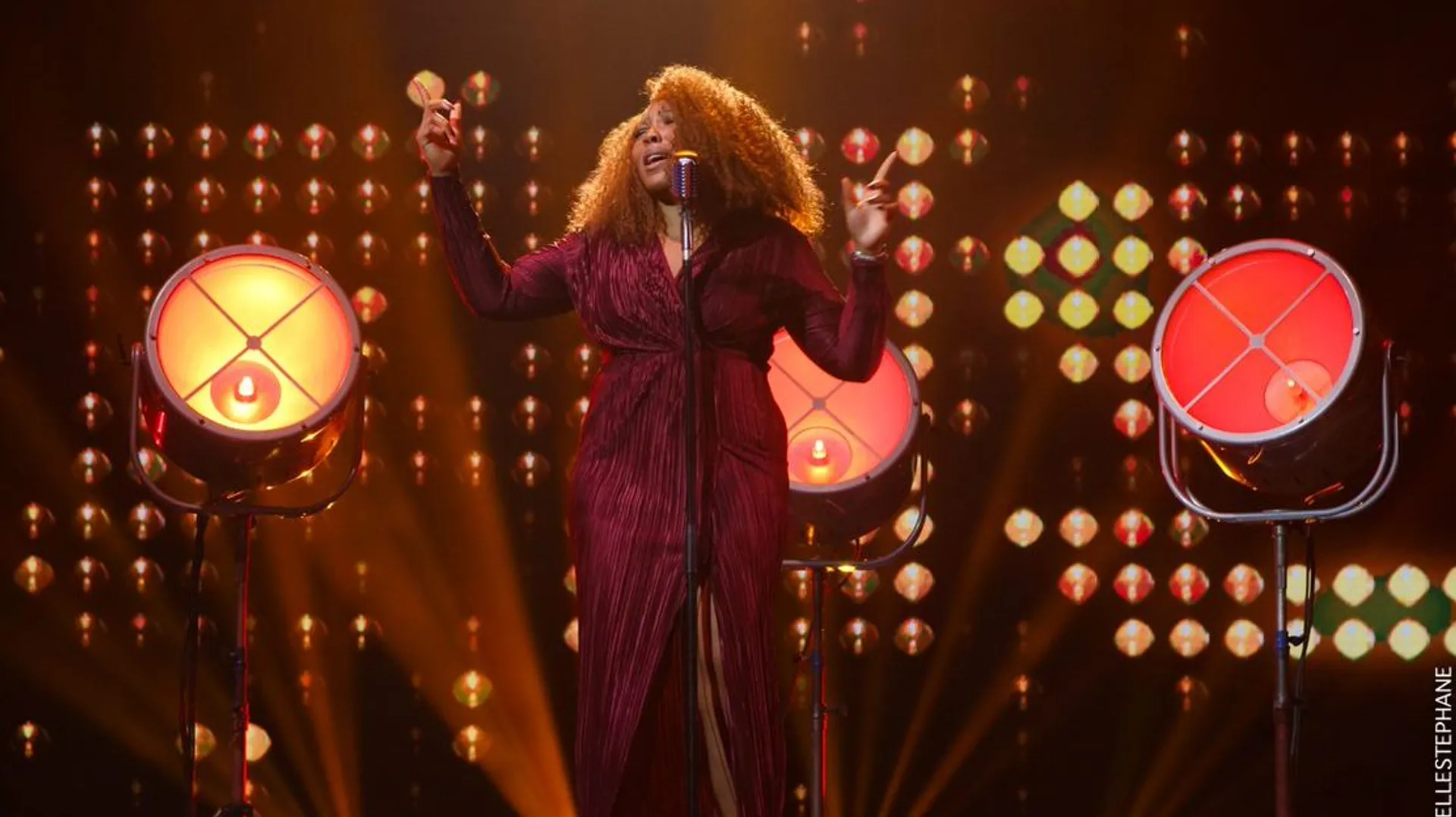 Iris offre une époustouflante version de 'I'd Rather Go Blind' - RTBF Actus