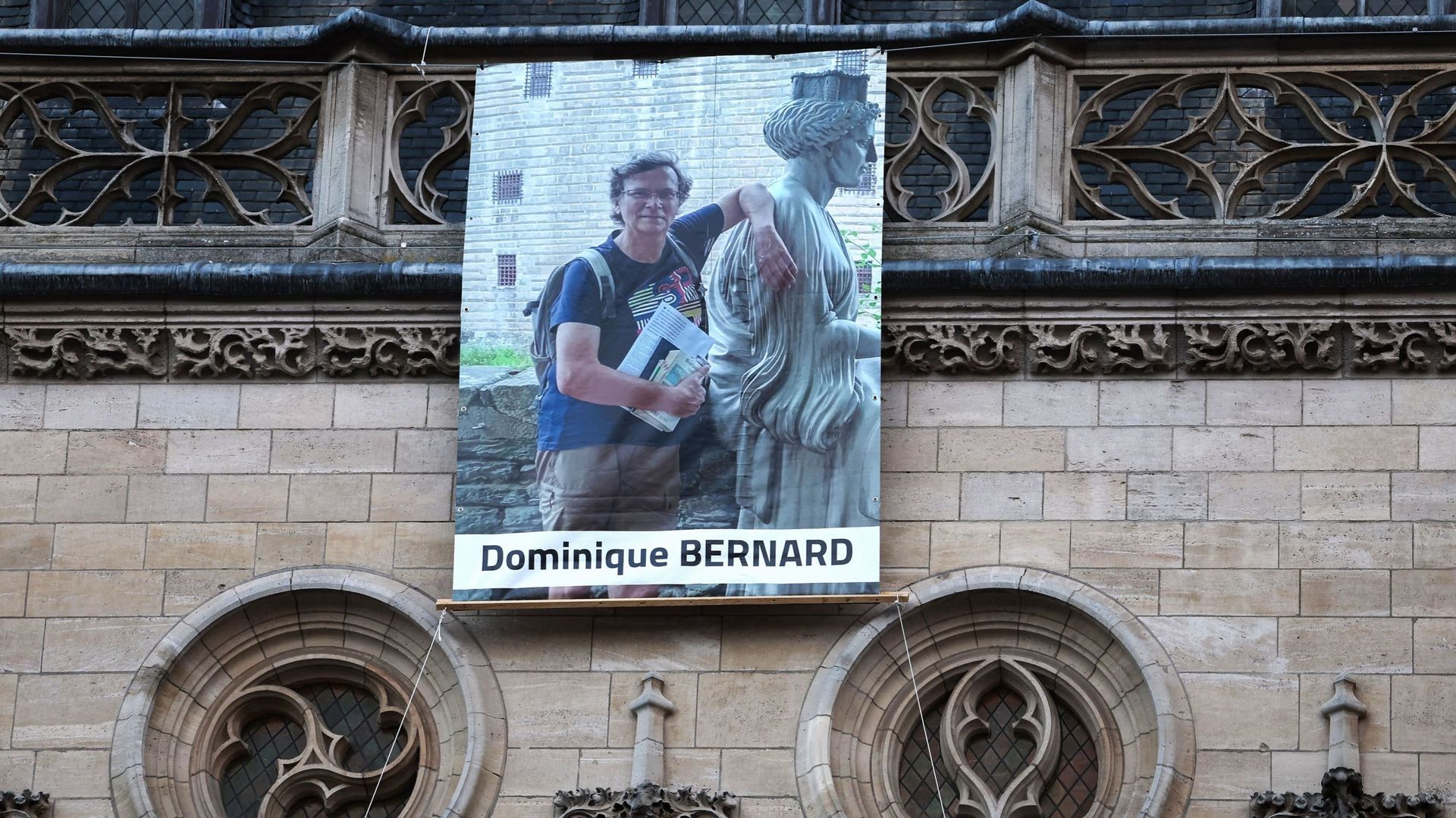 France : un an après son assassinat, Arras rend hommage au professeur ...