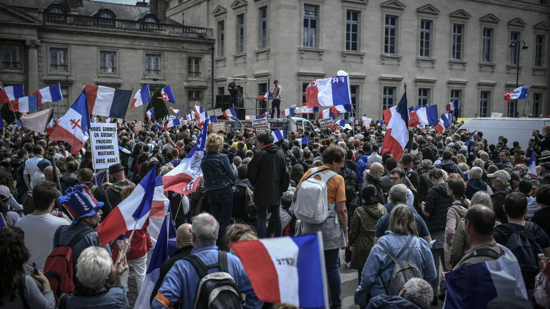 Quels sont les slogans et symboles des manifestations anti pass ...