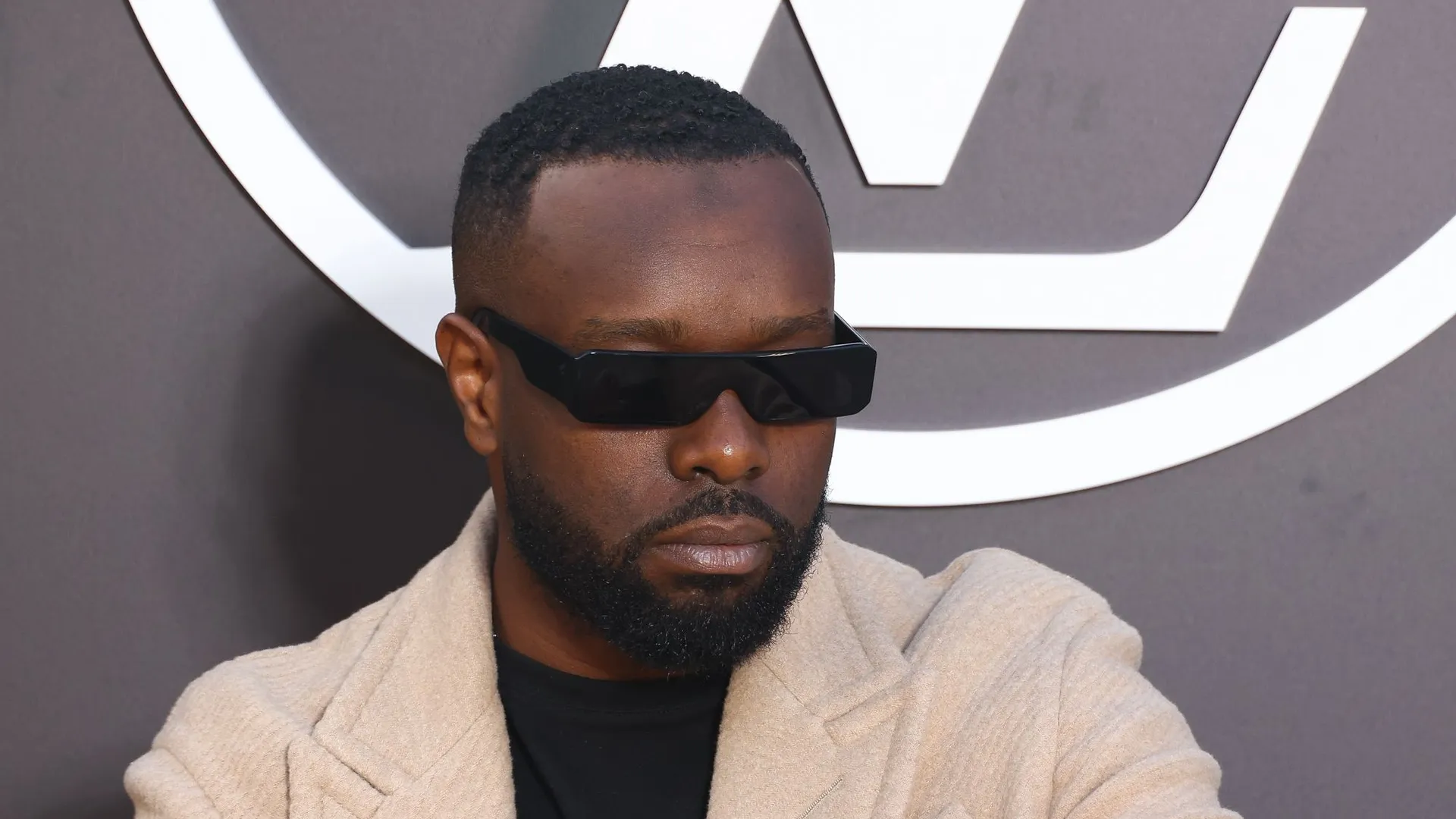 Le chanteur Gims crée la surprise en apparaissant sans lunettes - RTBF ...