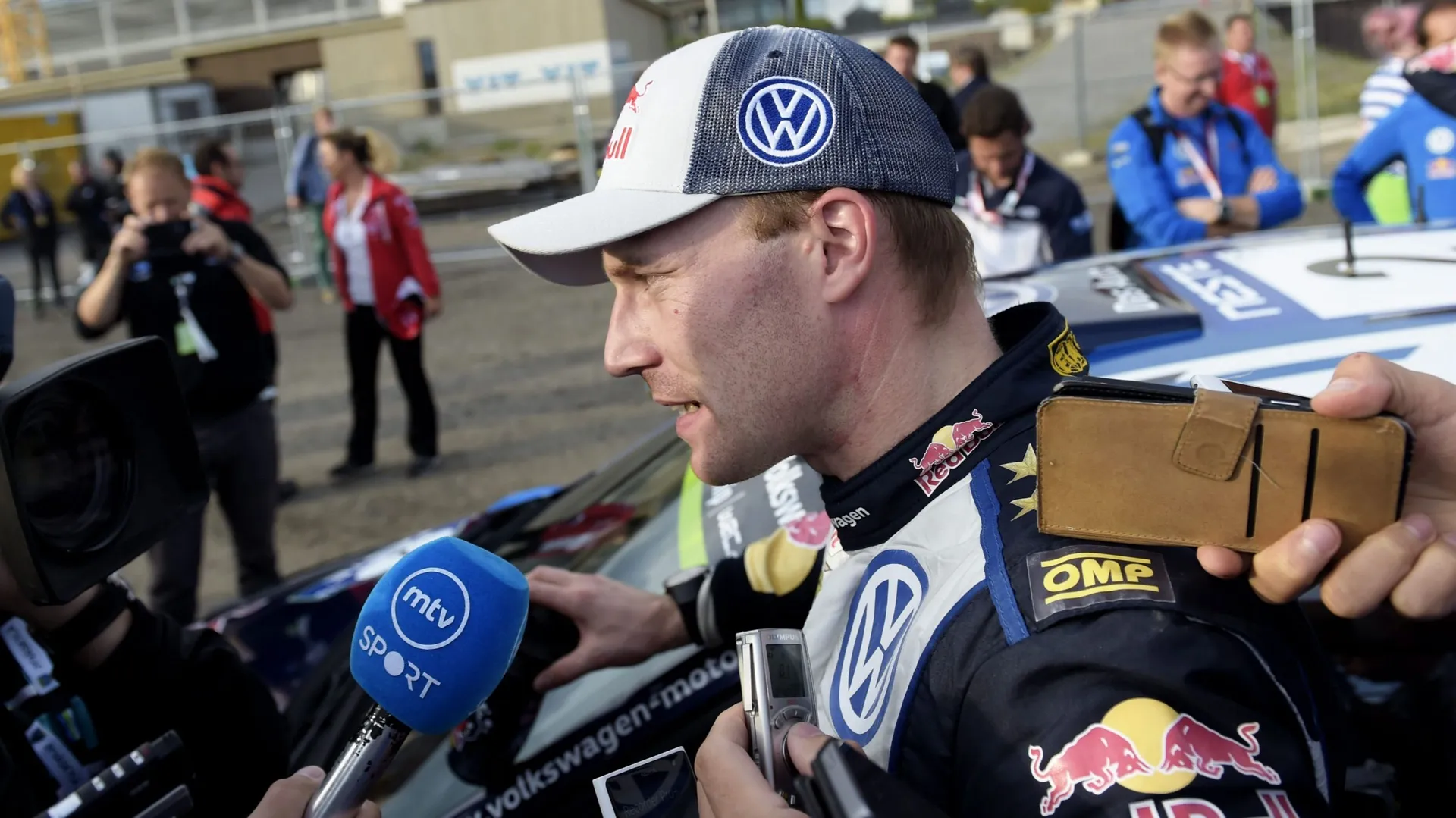 Latvala sort de la route, renverse un spectateur et détruit une caméra ...