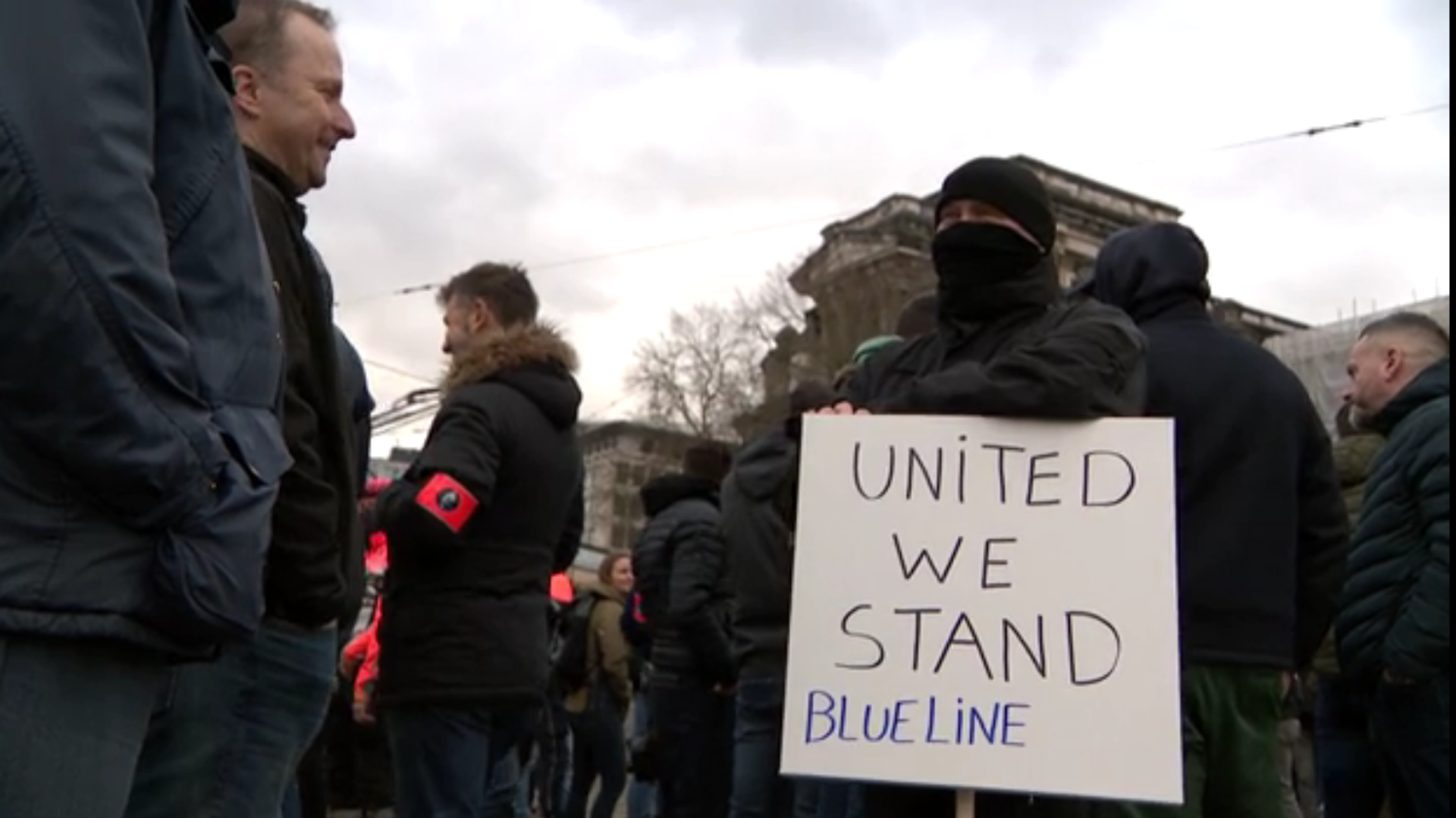 Plusieurs centaines de policiers bruxellois rassemblés en soutien à ...