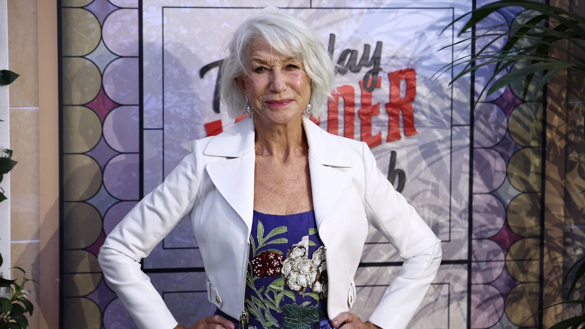 Leonireizend dildo she also looks amazing in just her