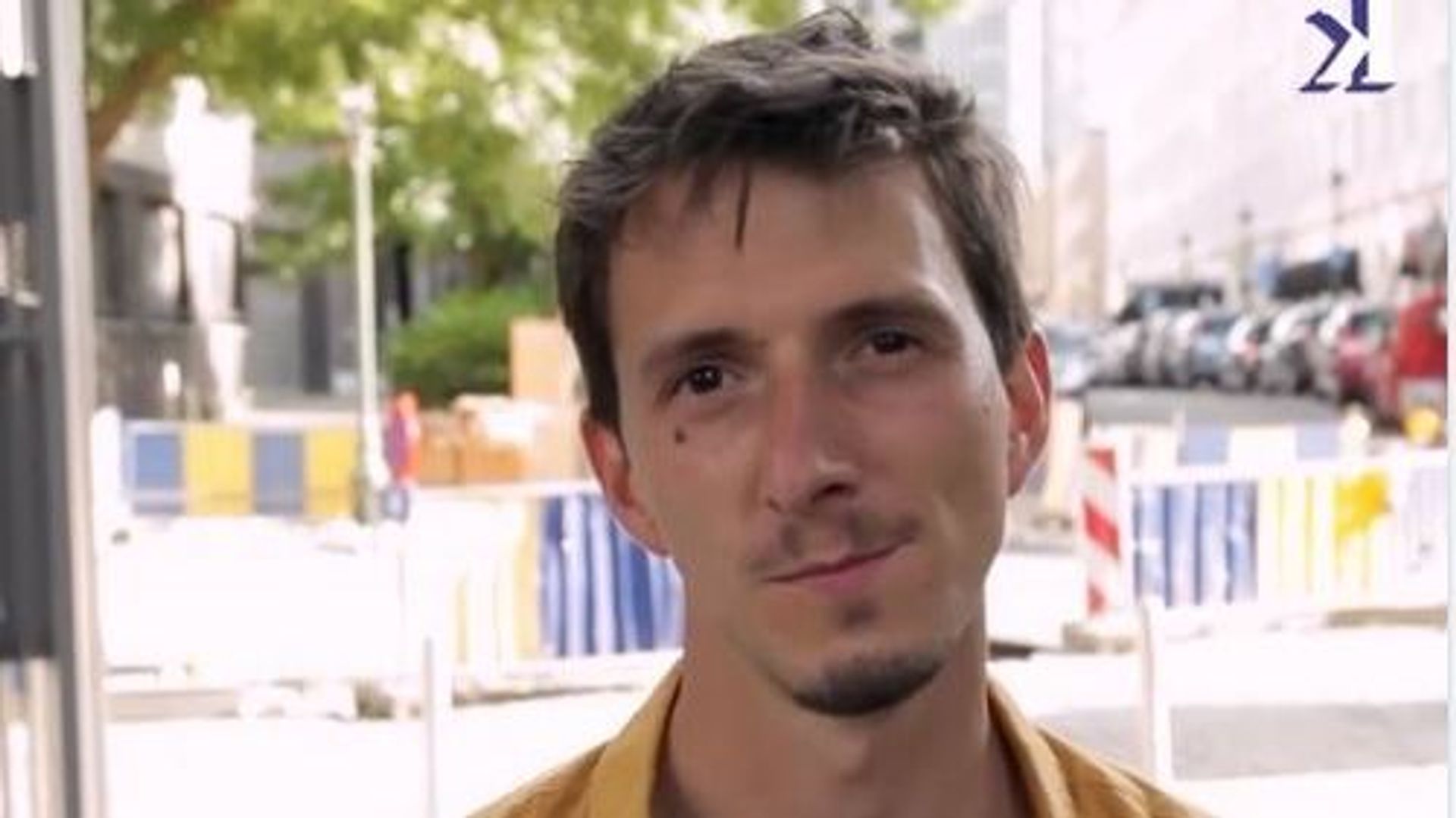 Thibault Sartori déclame dans les rues de Bruxelles 'SMS de Cologne' de ...