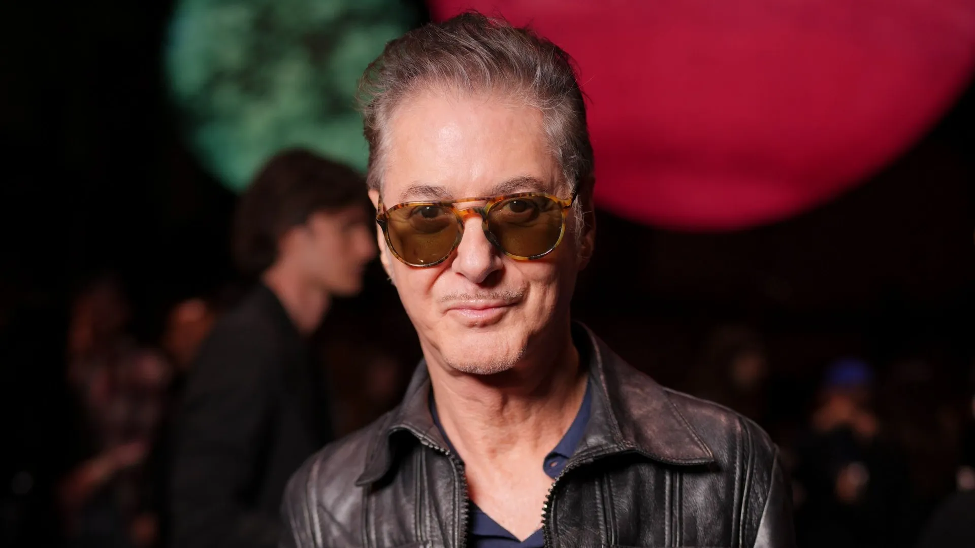 Santa fait revivre les années 80 avec 'Dis moi oui', son nouveau single ...