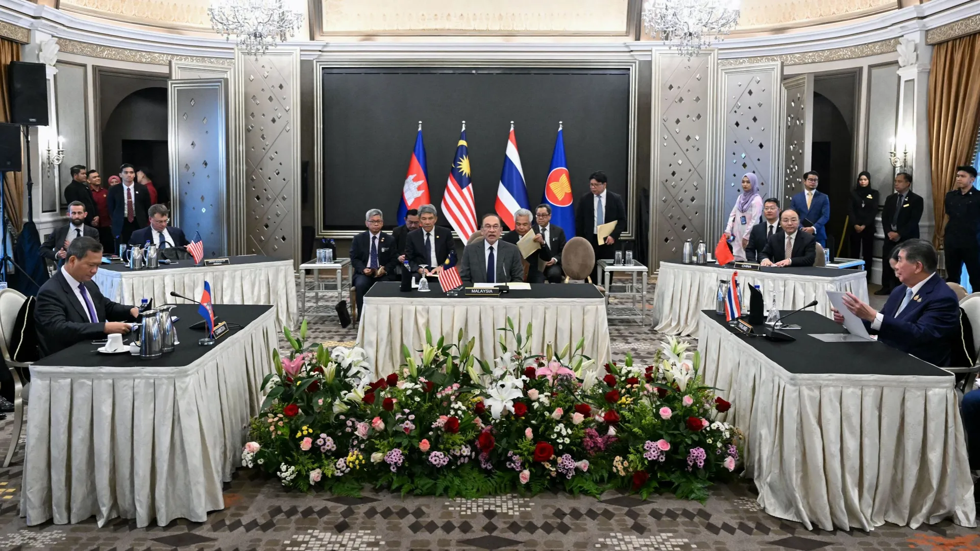 Donald Trump co-signe un accord de cessez-le-feu entre Cambodge et ...