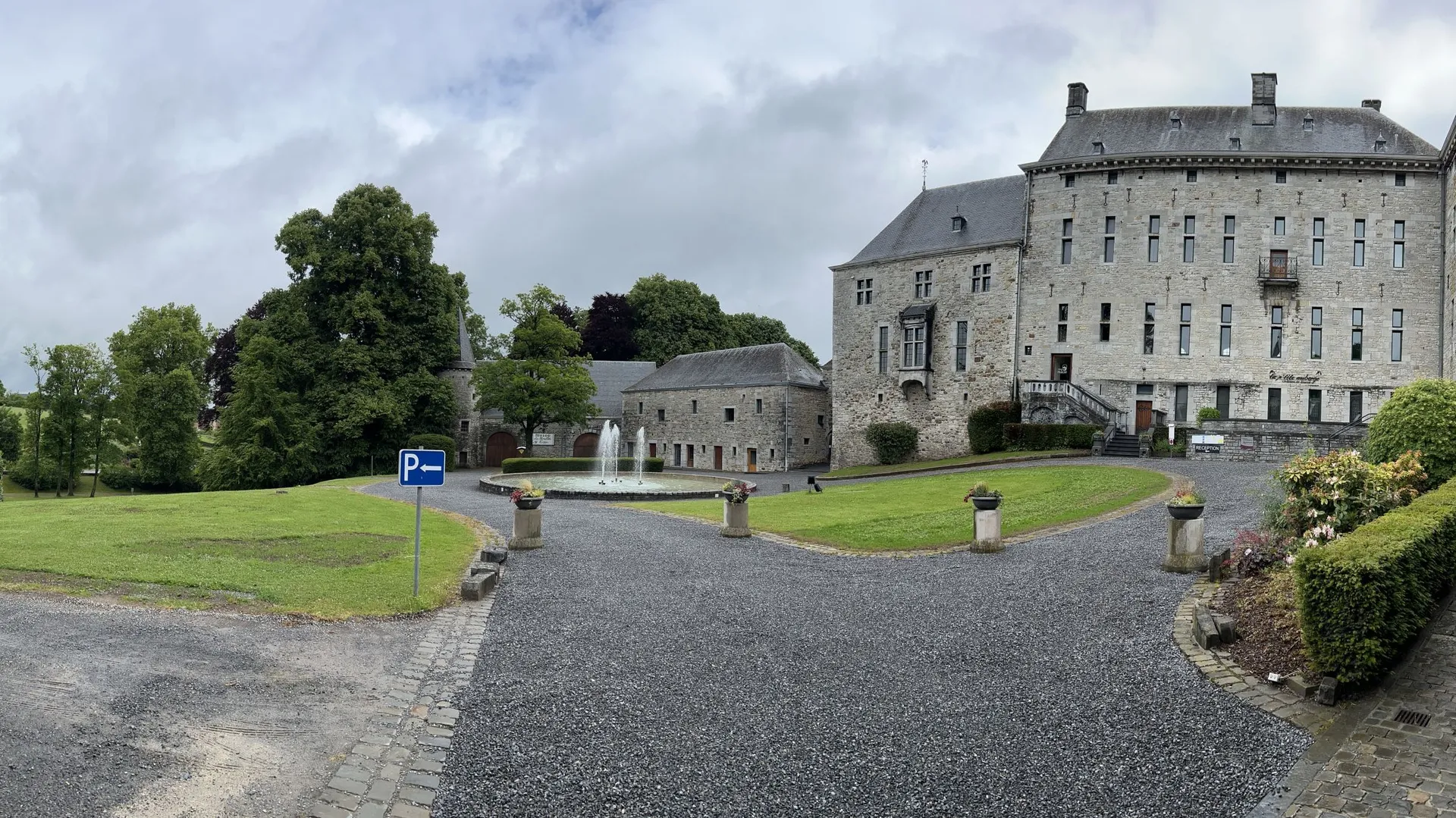 Le château (classé) de Harzé rouvre ses portes après rénovation - RTBF ...