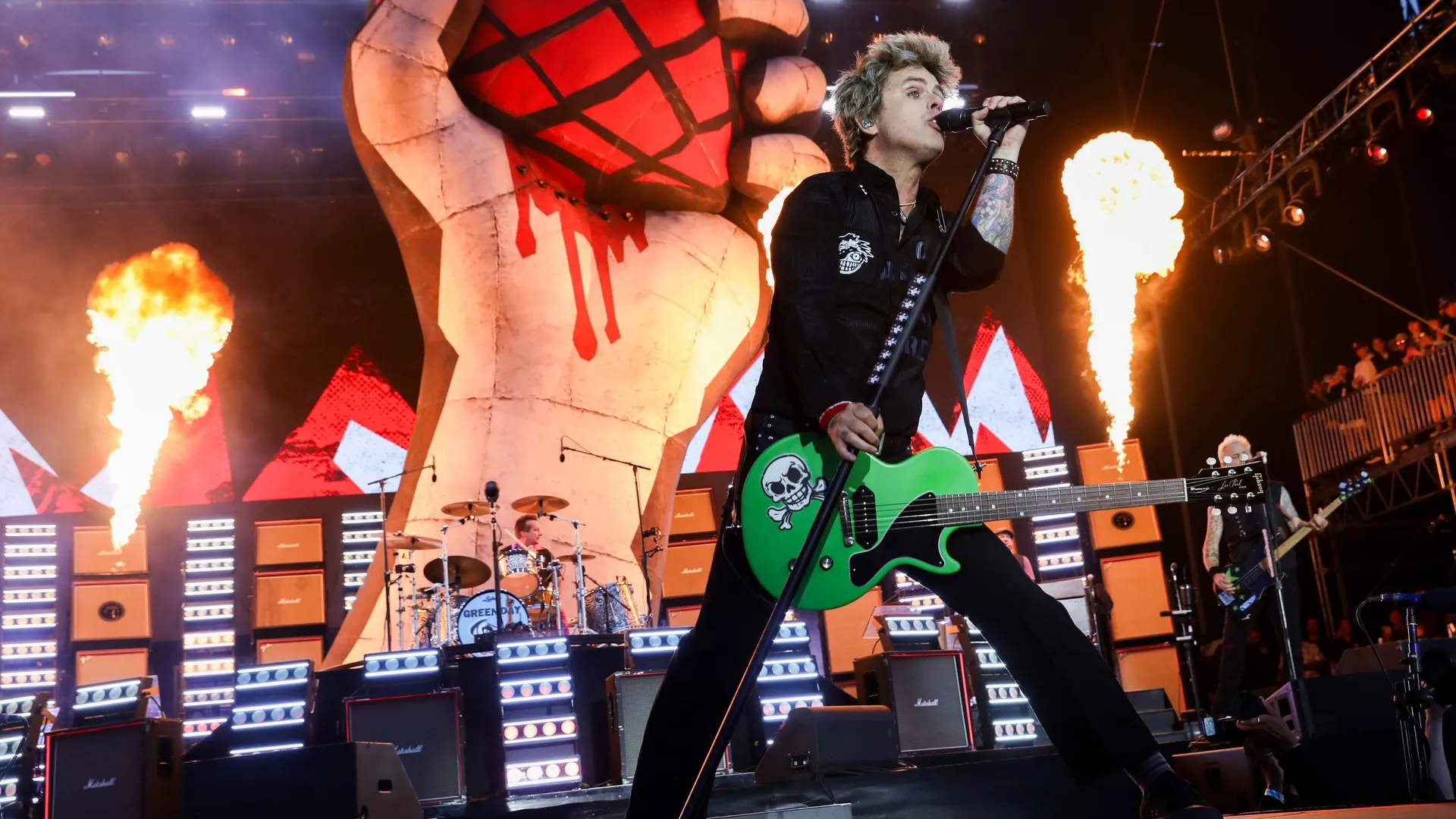 Green Day critique l'administration Trump alors qu'une fusée est lancée près du festival Ohana ...