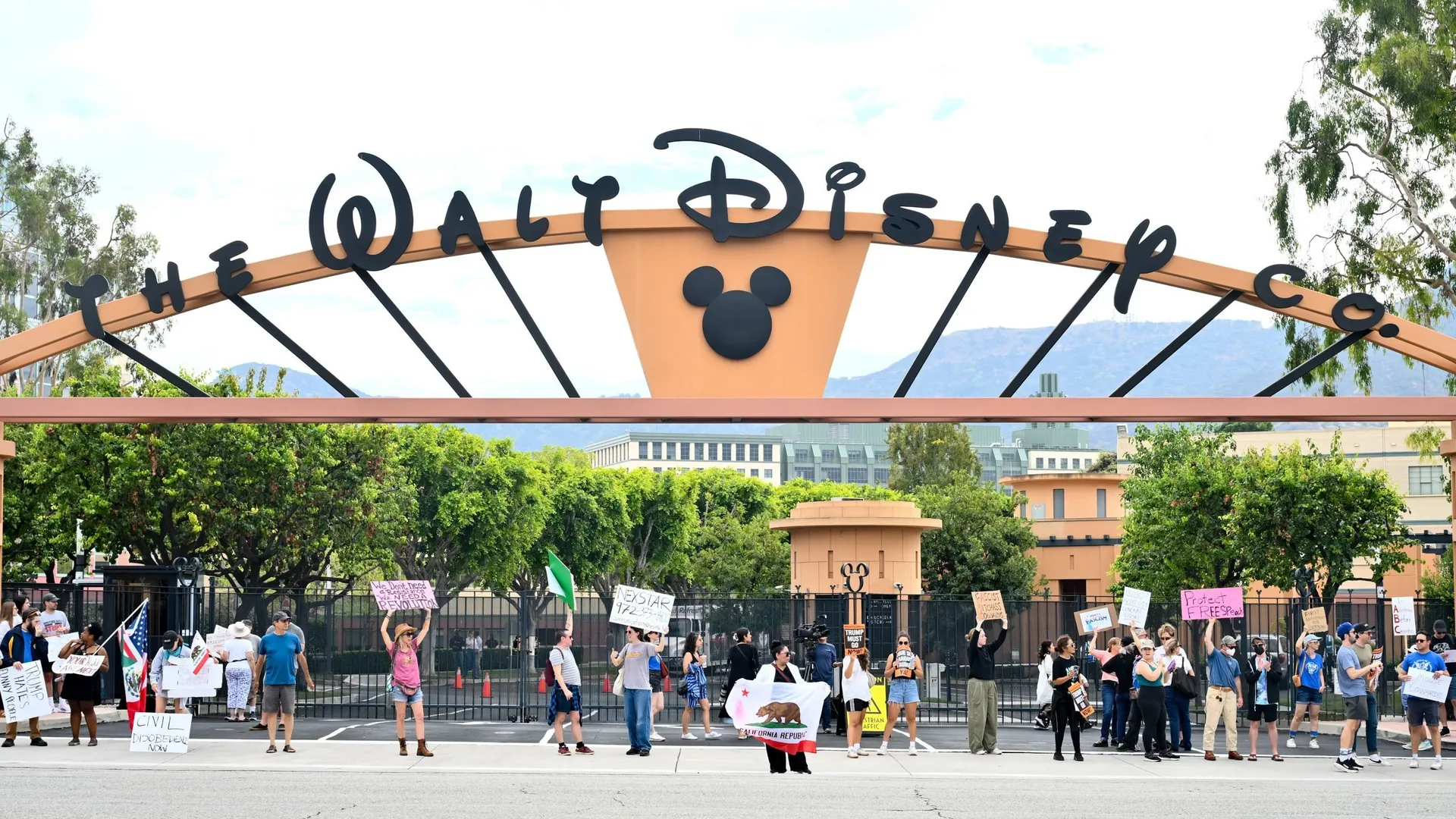 Disney : les appels au boycott se multiplient après la suspension de ...