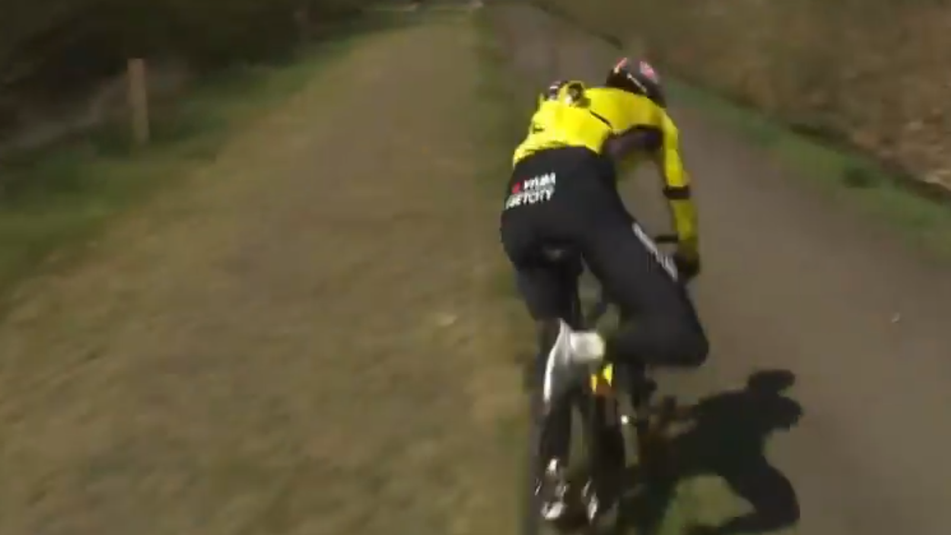 Frayeur pour Wout van Aert, à deux doigts de la chute sur sa ...