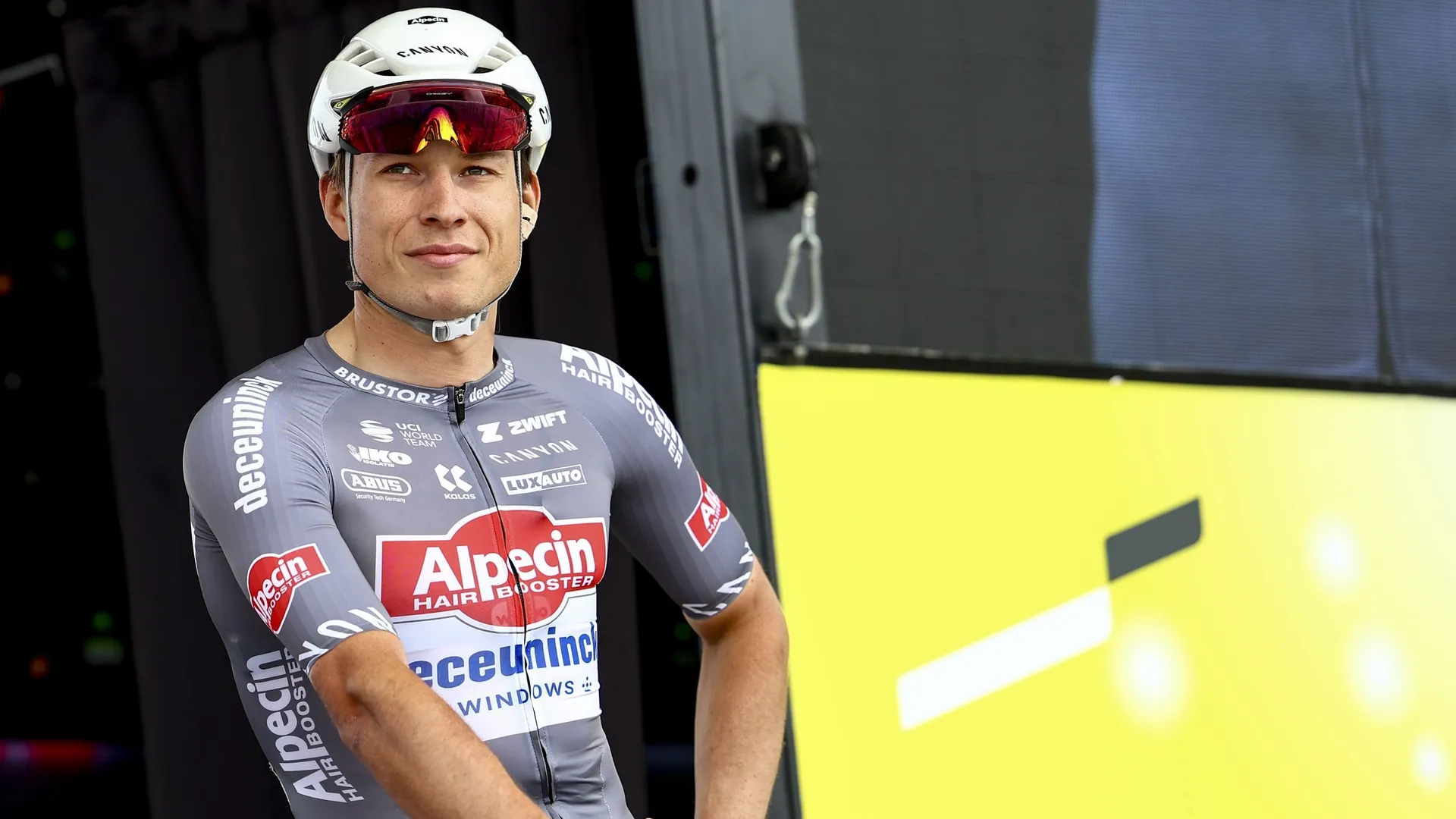 Un mois après sa terrible chute sur le Tour de France, Jasper Philipsen ...