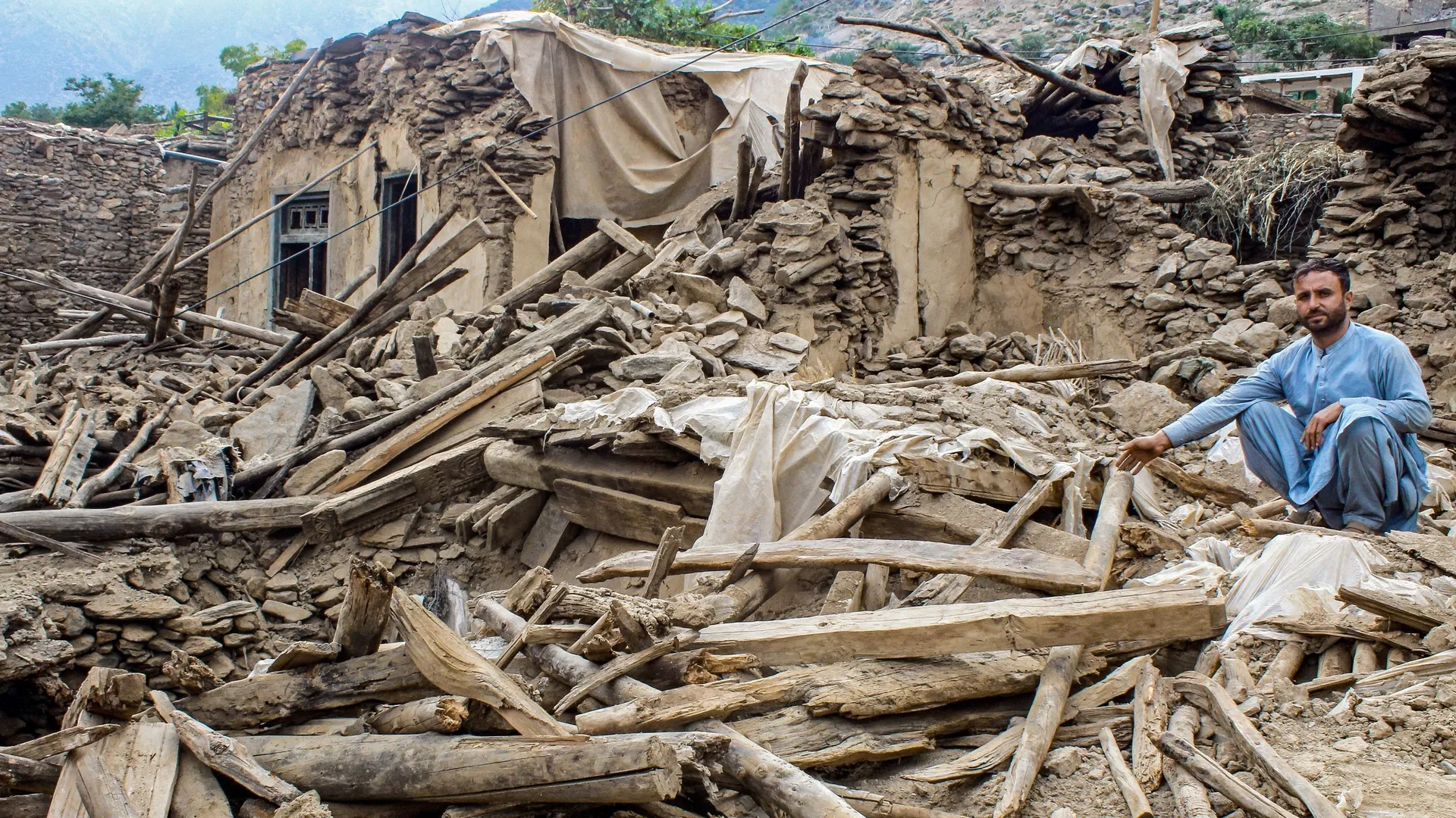 Des milliers d’Afghans chassés du Pakistan malgré le séisme qui a tué plus de 1400 personnes ...