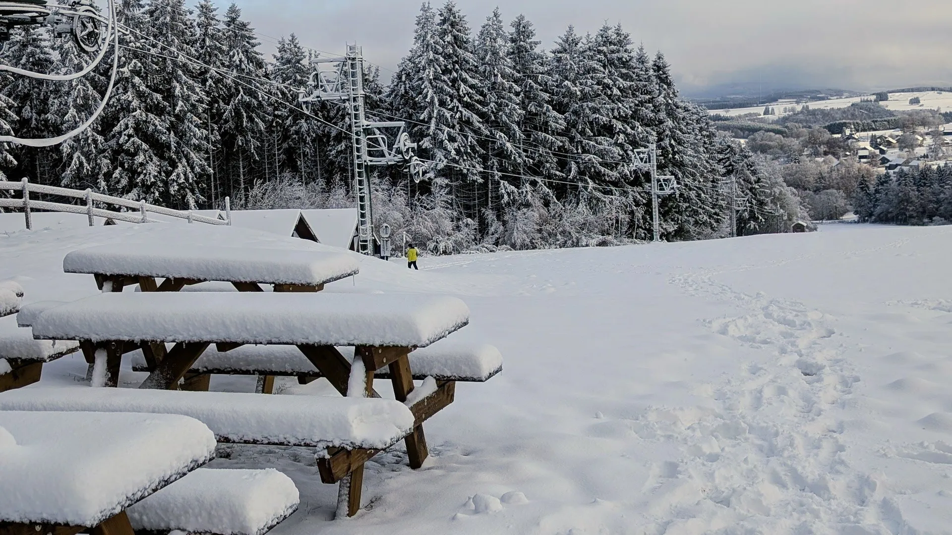 Dix centimètres de neige fraîche à la Baraque de Fraiture - RTBF Actus