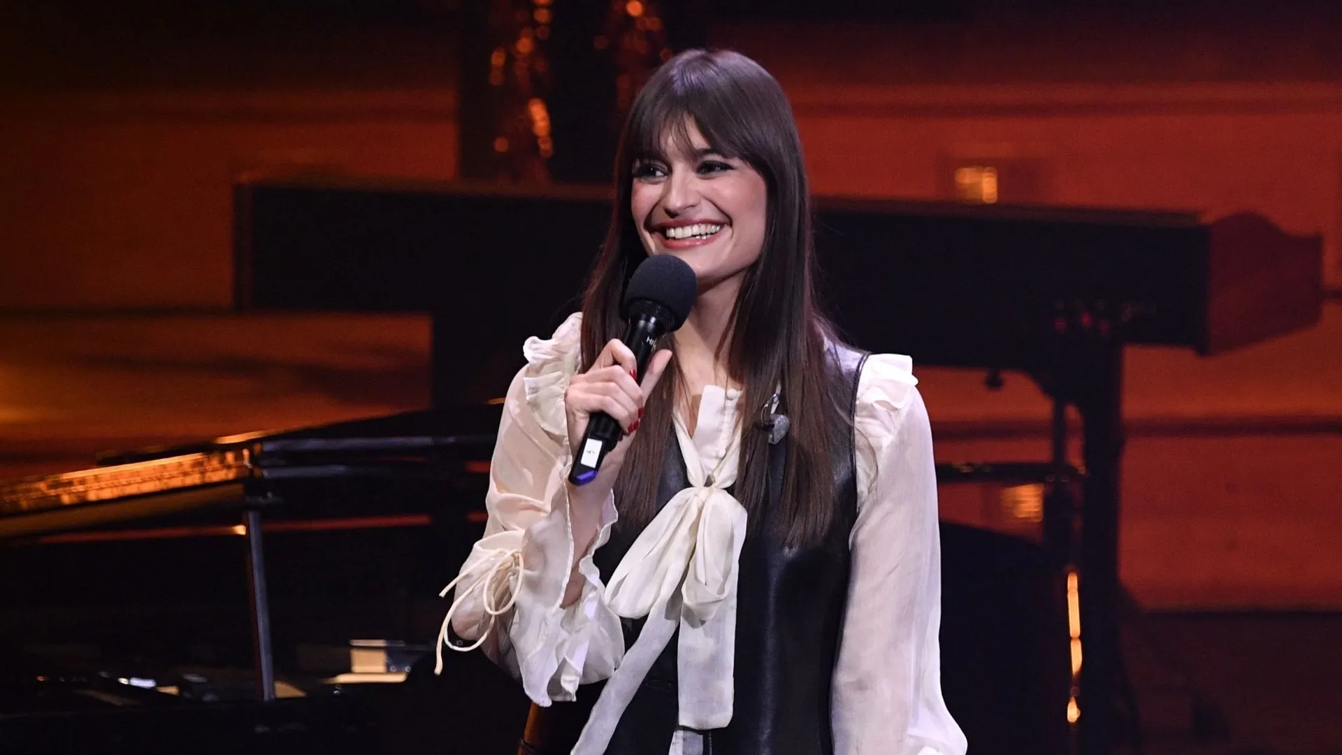 Clara Luciani raconte comment elle est tombée amoureuse du chanteur de ...